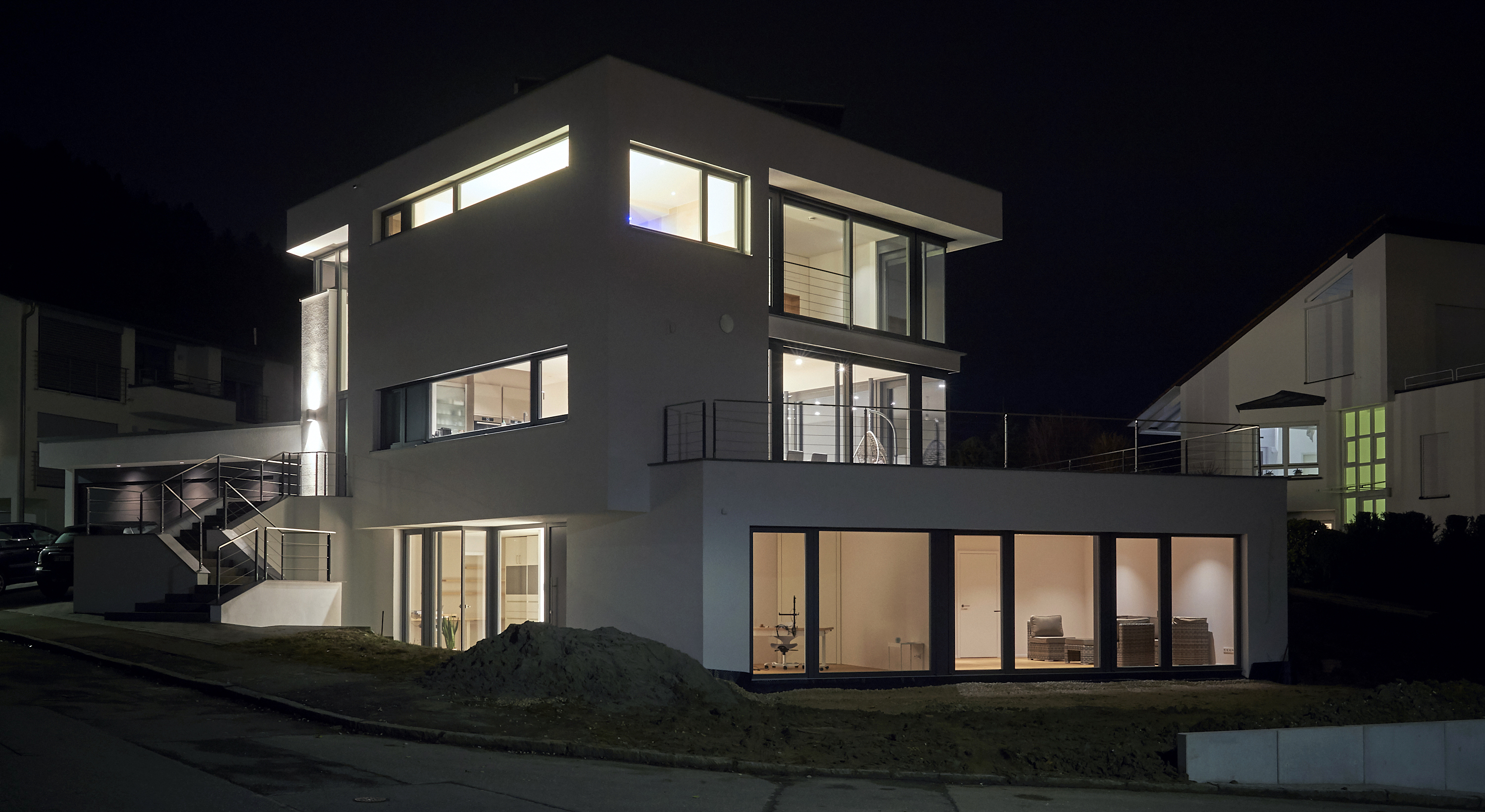 A modern residential building tiled with porcelain stoneware from ...