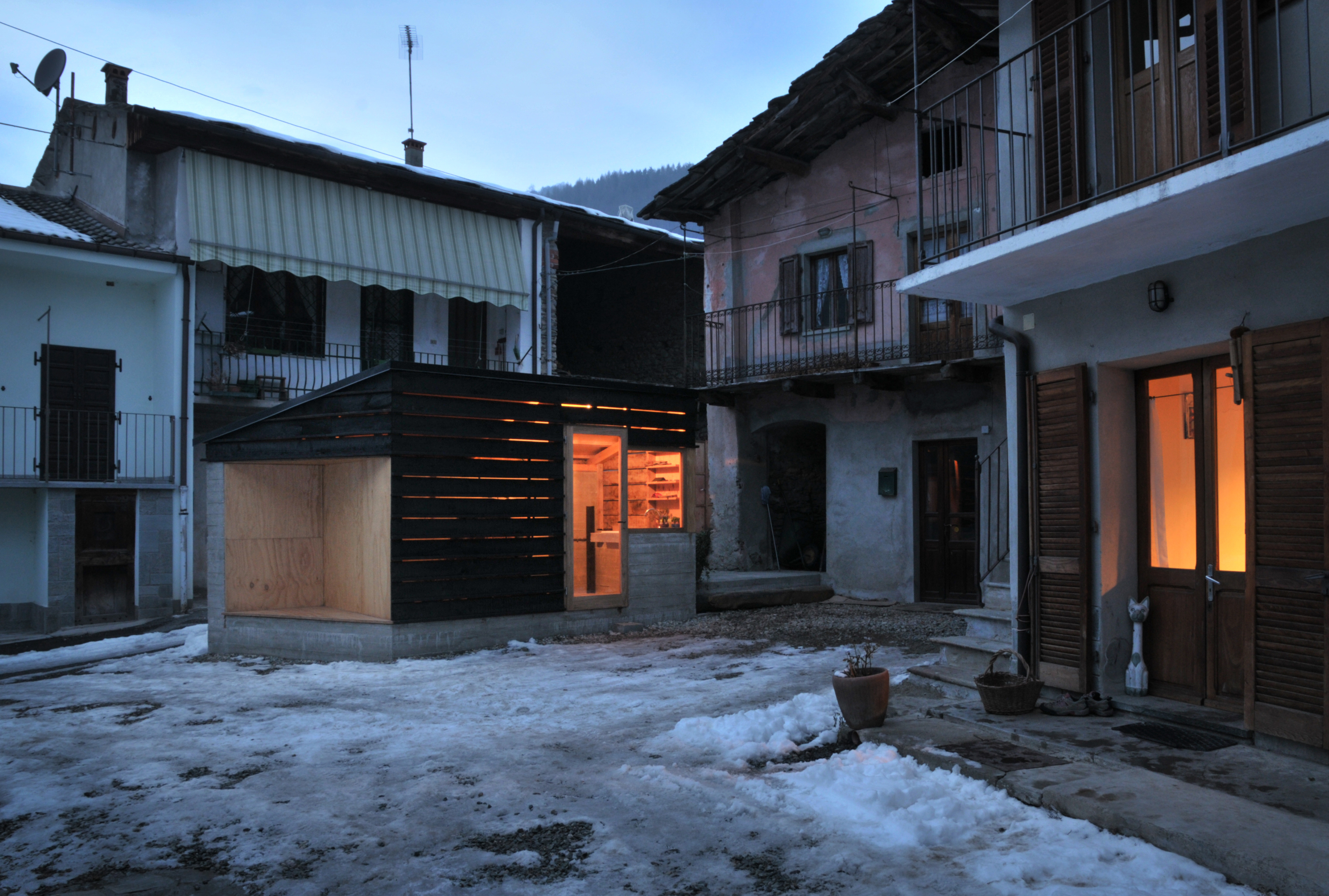 10 of the Most Famous Tilted Buildings in the World (Other Than Pisa ...