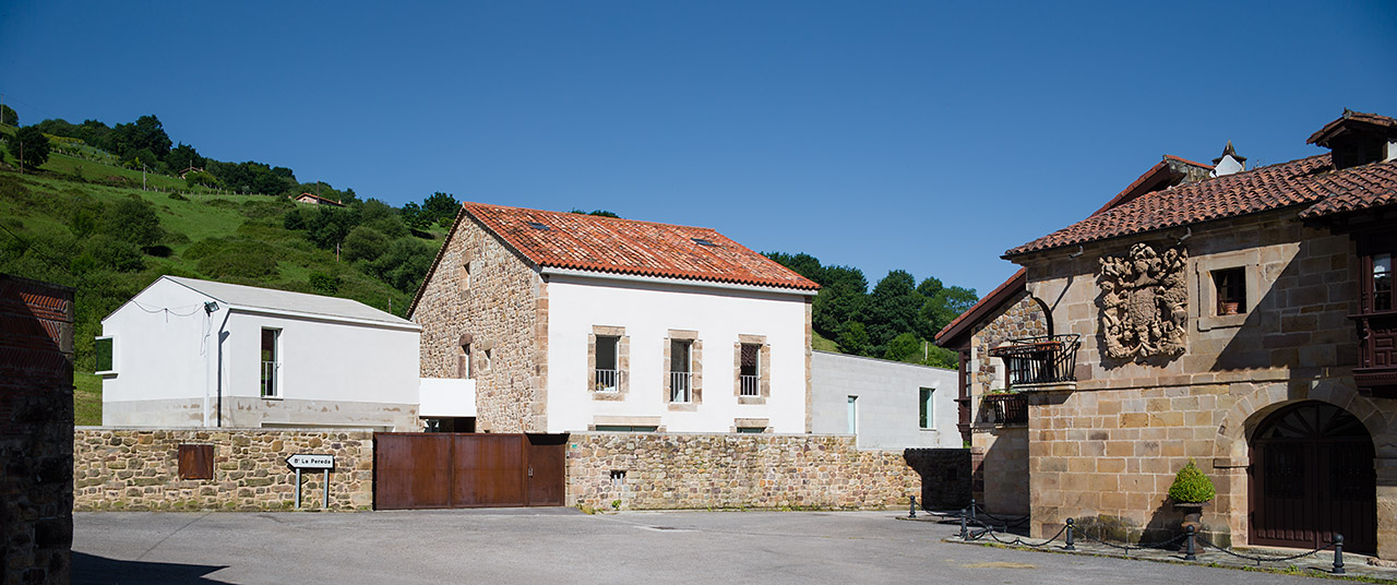 Restoration and extension of a house in Rubalcaba by riaño ...