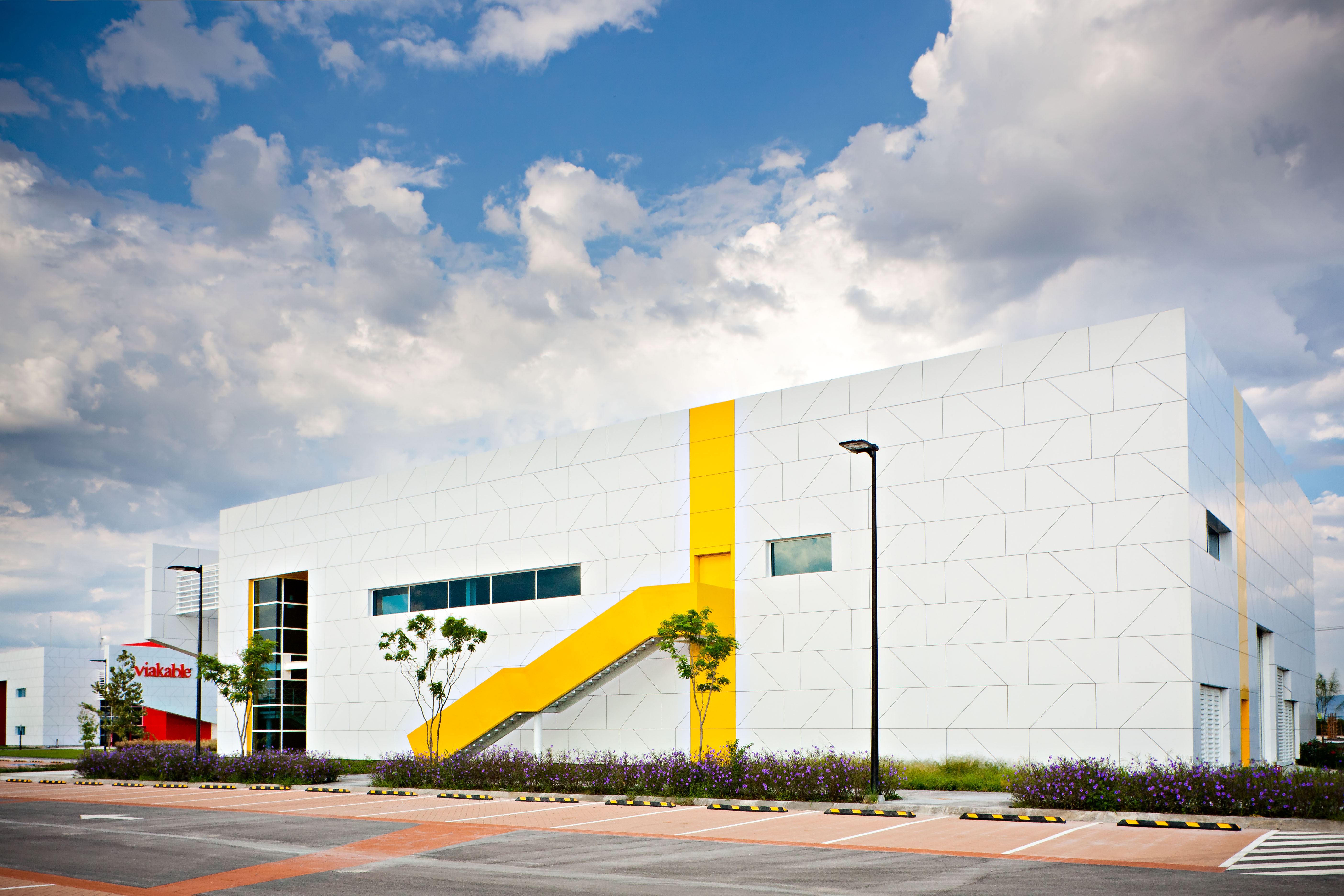 XIGNUX Technology Centers by Arq. Bernardo Hinojosa / Arquiplan ...