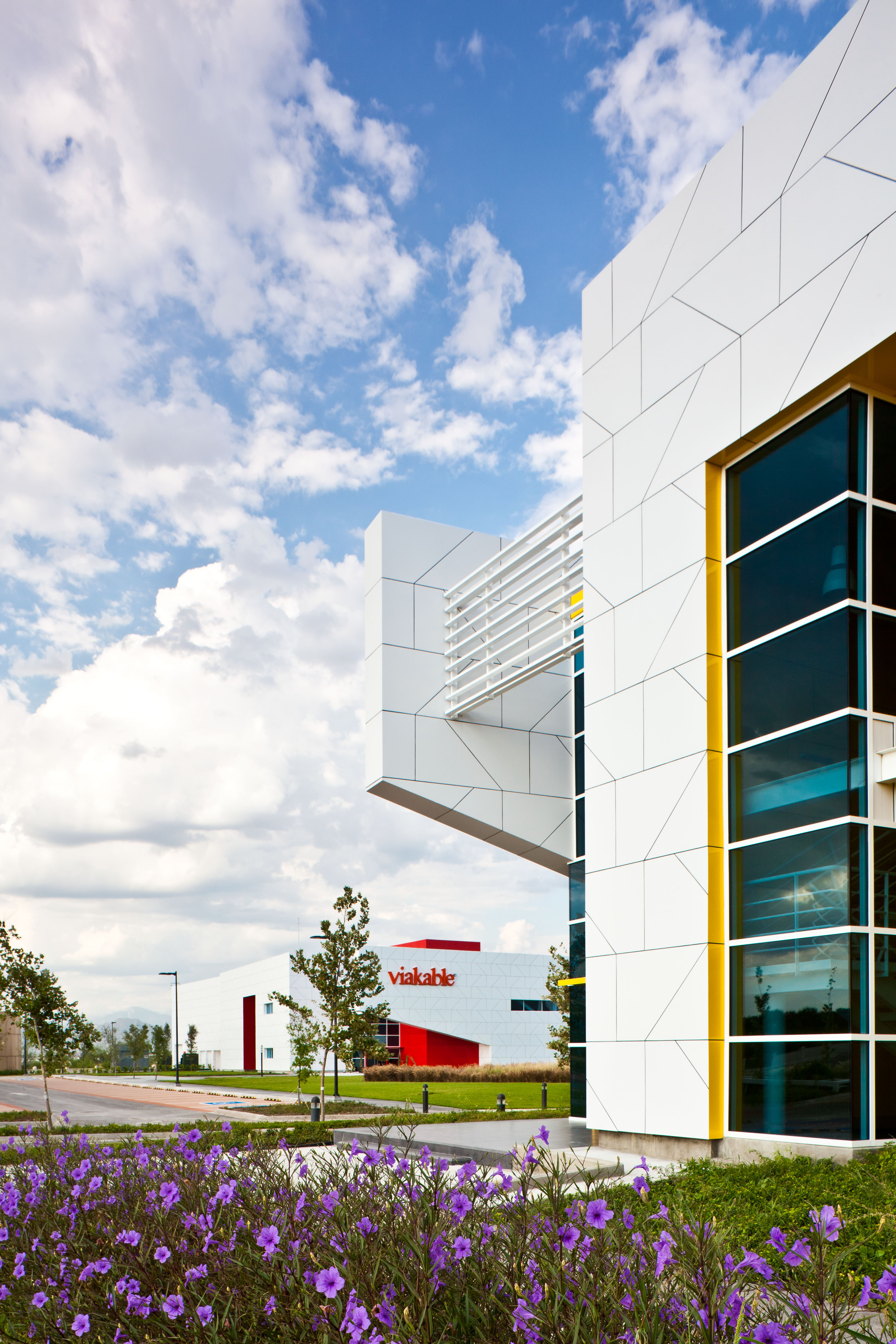 XIGNUX Technology Centers by Arq. Bernardo Hinojosa / Arquiplan ...