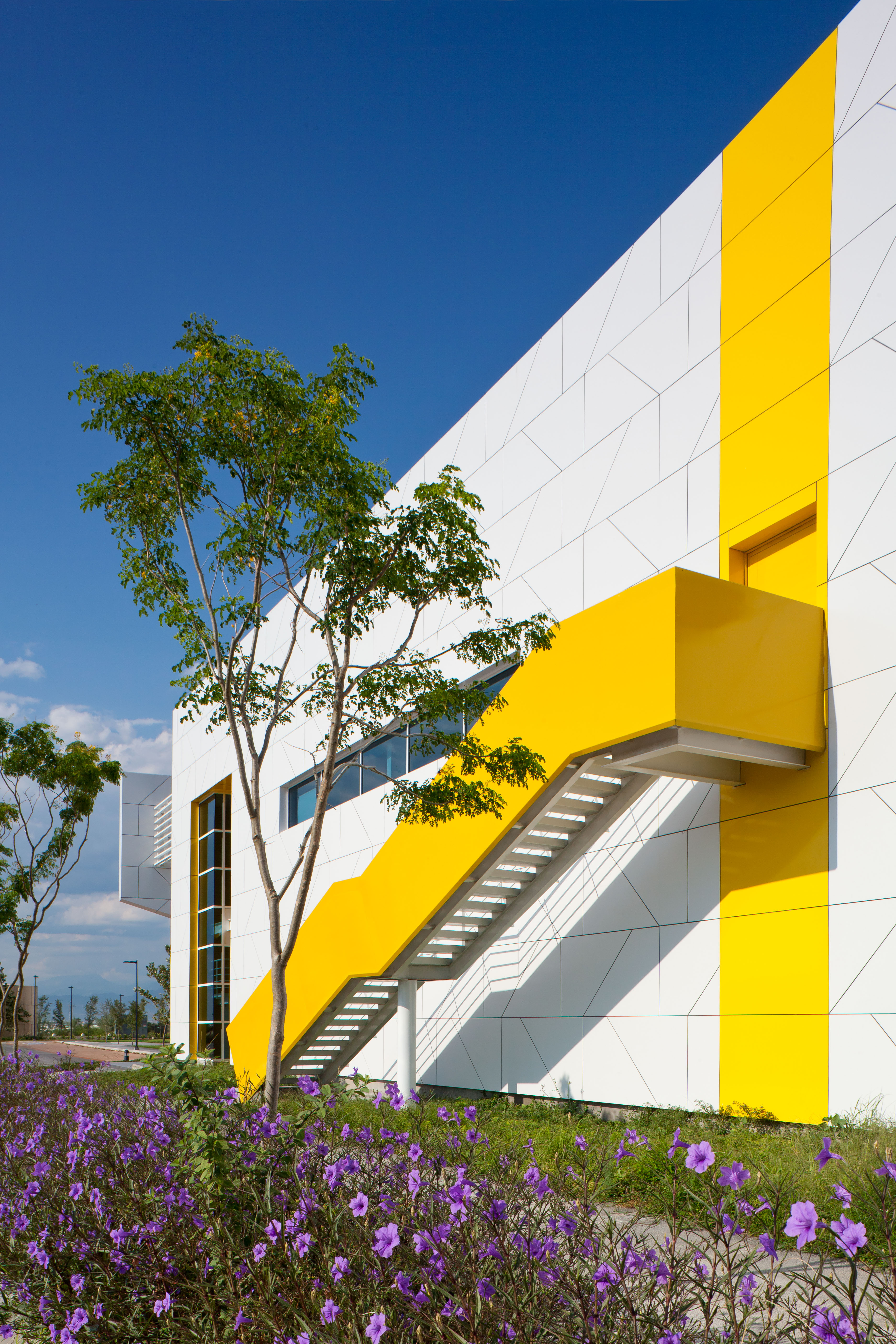 XIGNUX Technology Centers by Arq. Bernardo Hinojosa / Arquiplan ...