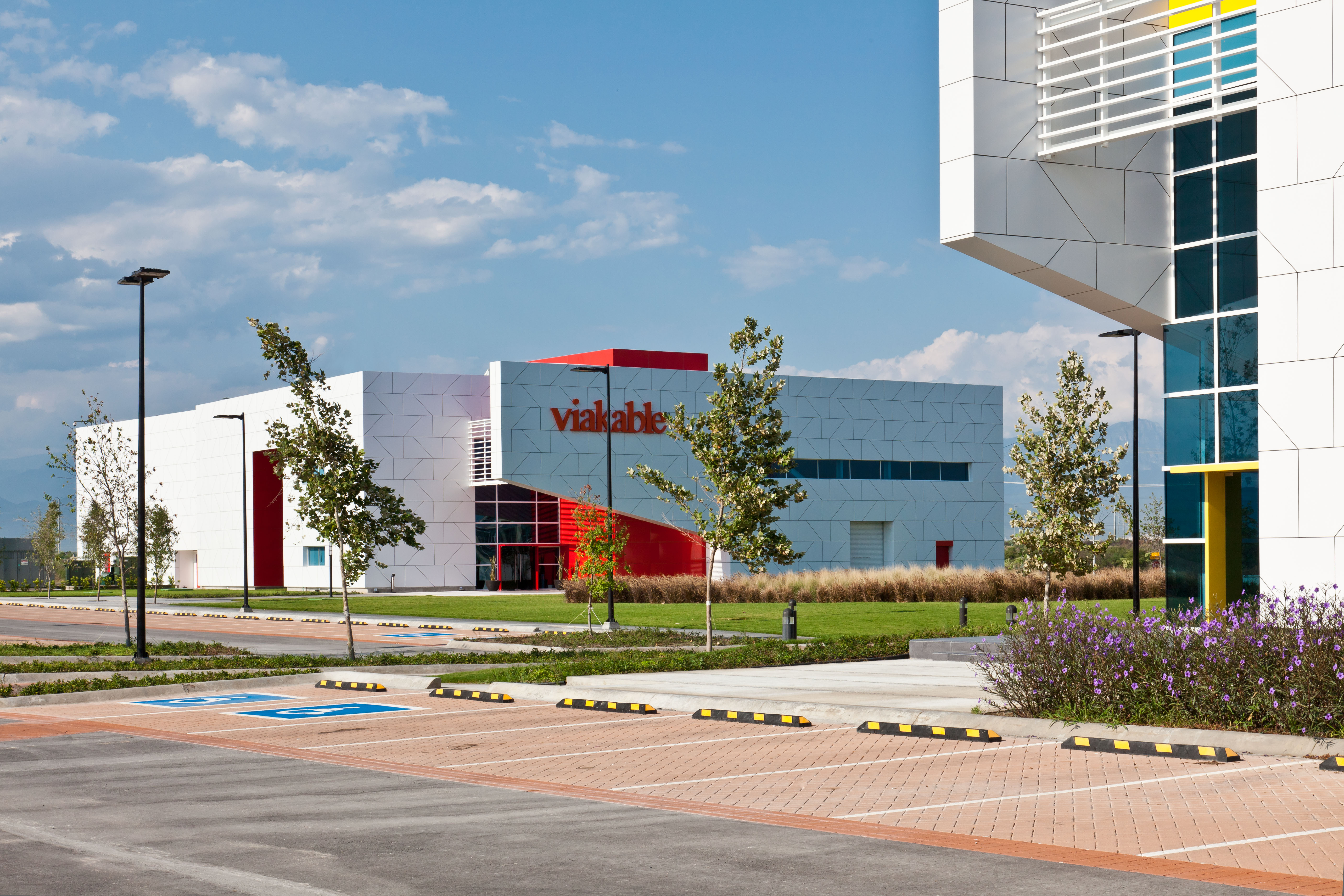 XIGNUX Technology Centers by Arq. Bernardo Hinojosa / Arquiplan ...