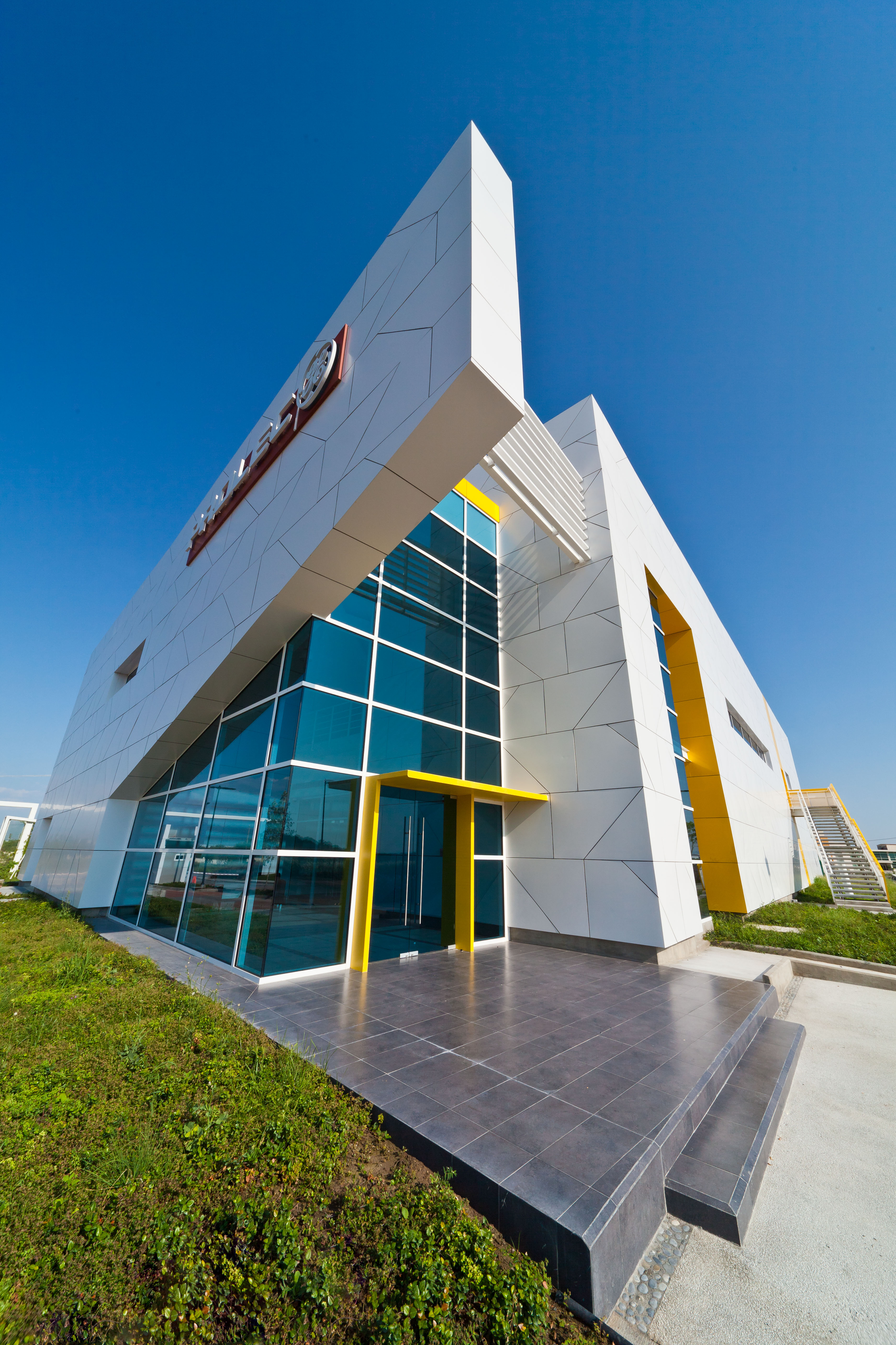 XIGNUX Technology Centers by Arq. Bernardo Hinojosa / Arquiplan ...