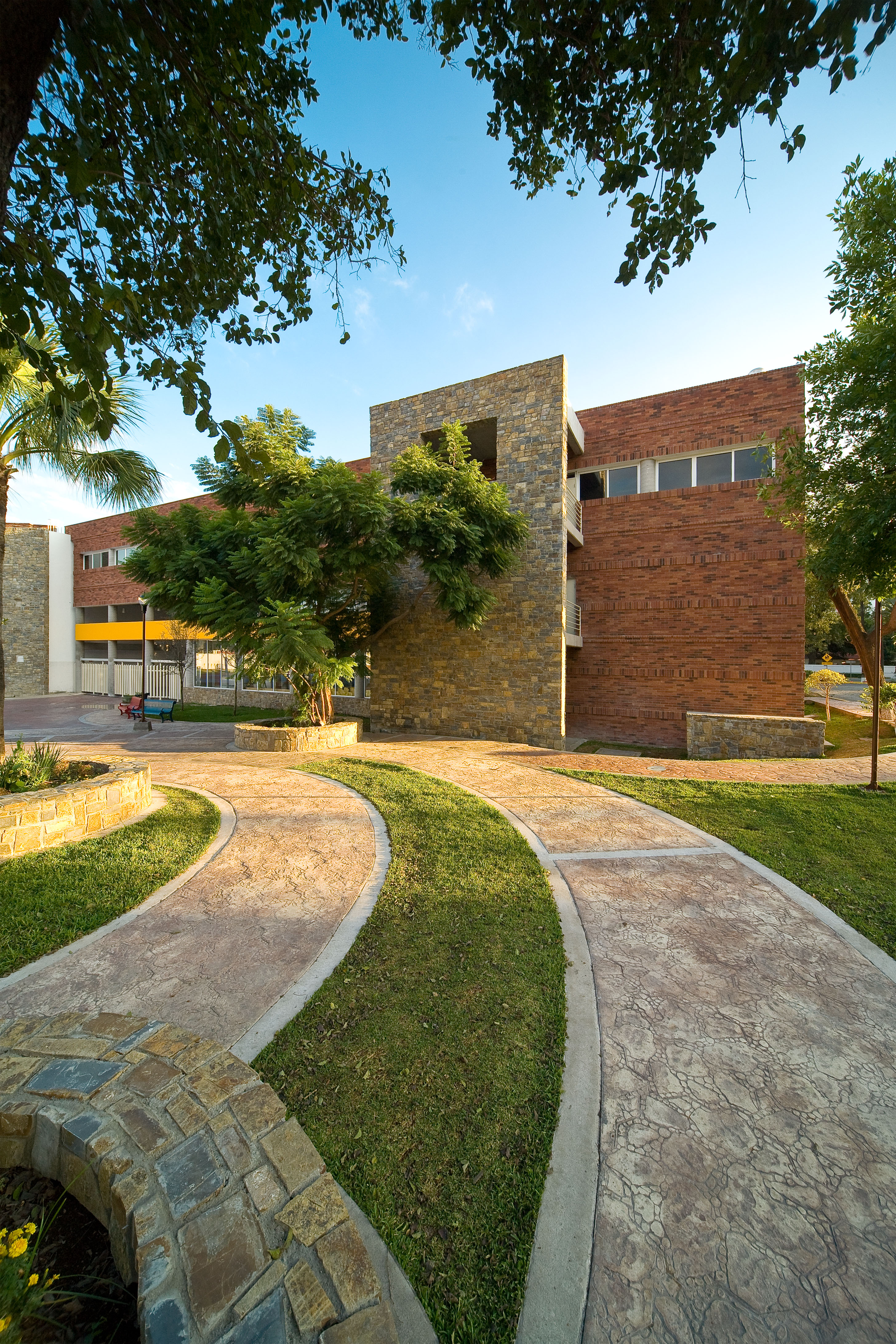 Liceo de Monterrey (Boys School) by Arq. Bernardo Hinojosa / Arquiplan ...