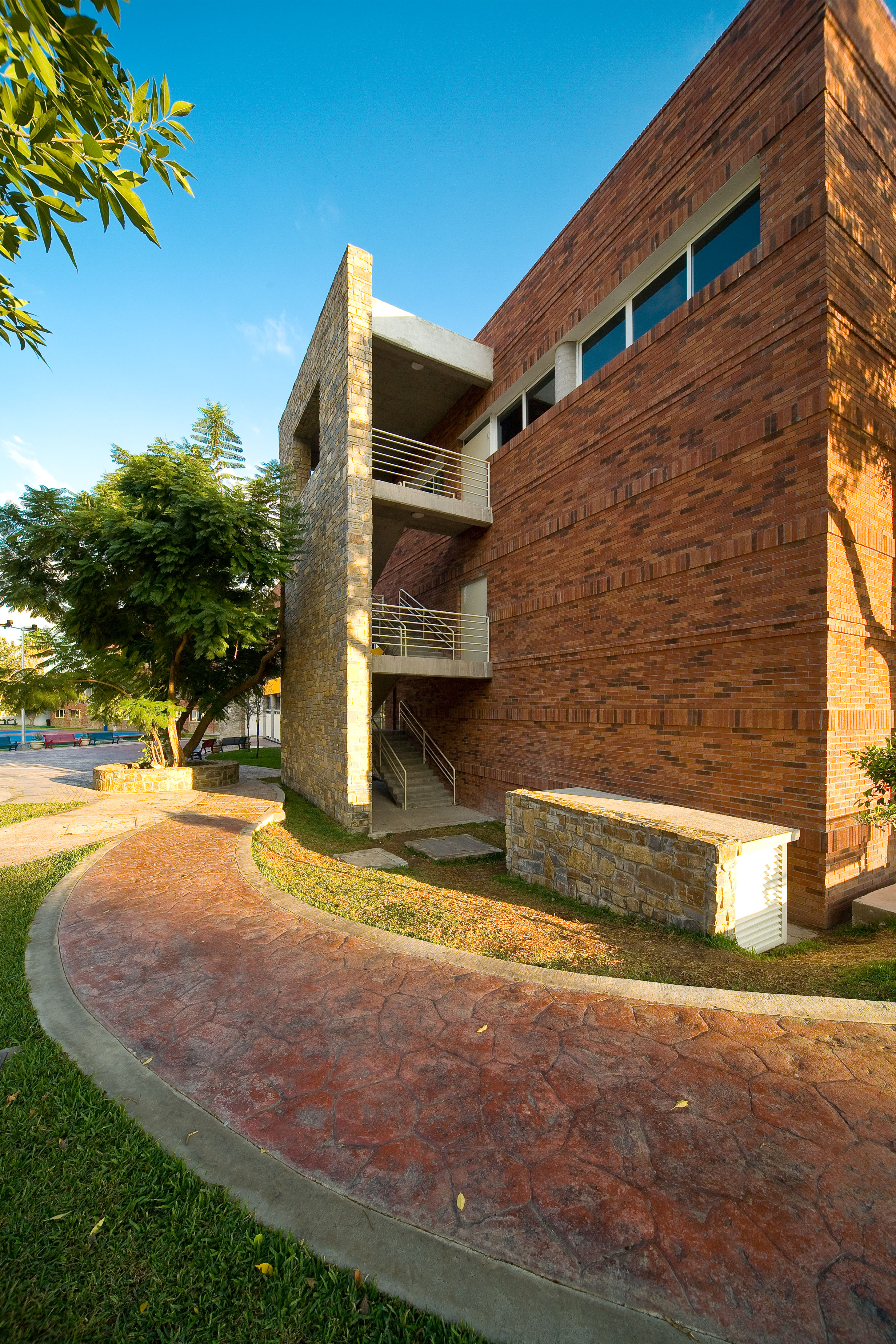 Liceo de Monterrey (Boys School) by Arq. Bernardo Hinojosa / Arquiplan ...
