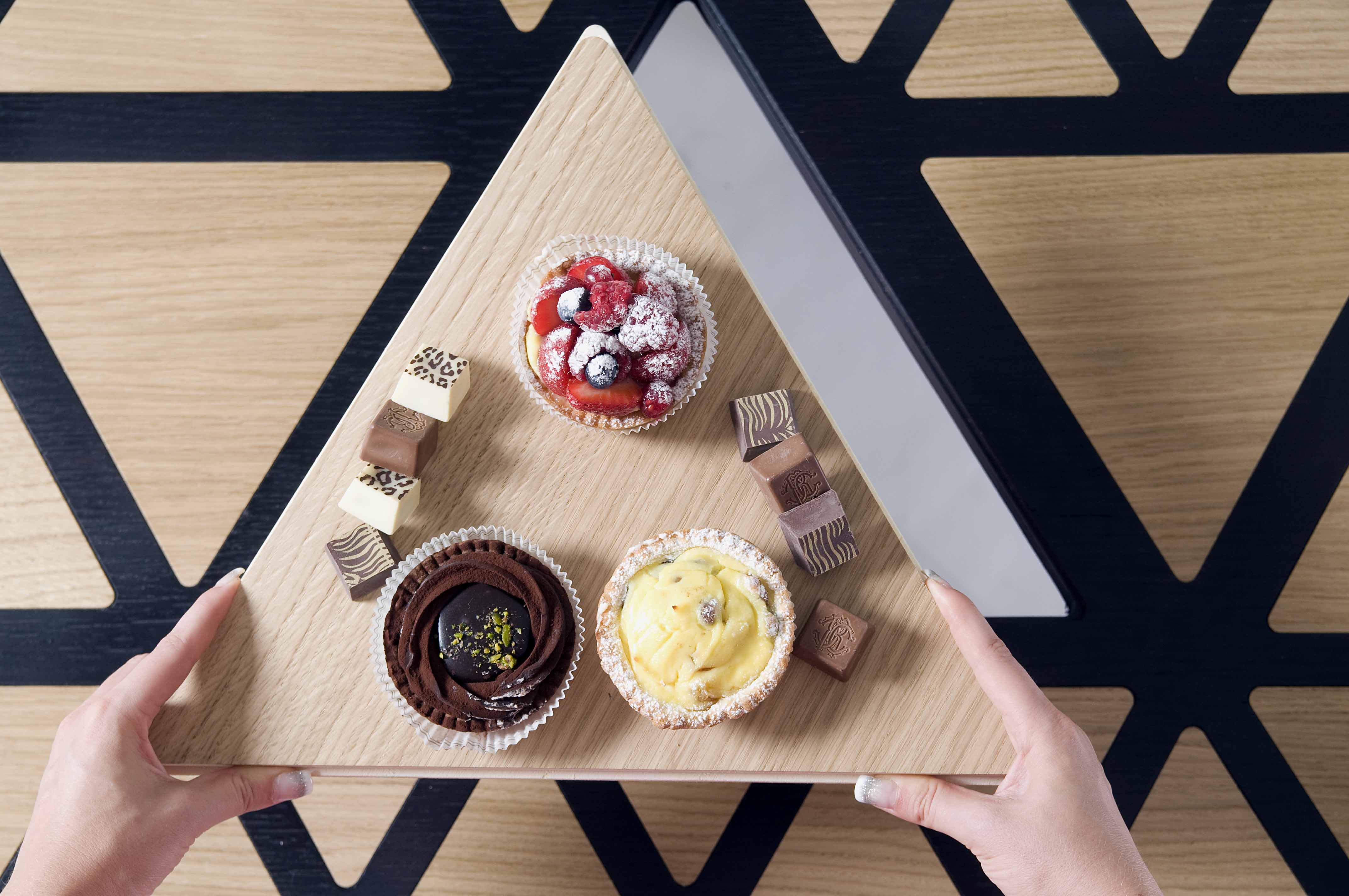 DYNAMIC BEHAVIORS- INNOVATIVE TABLE EMERGES FROM FLORENCE MASTER ...