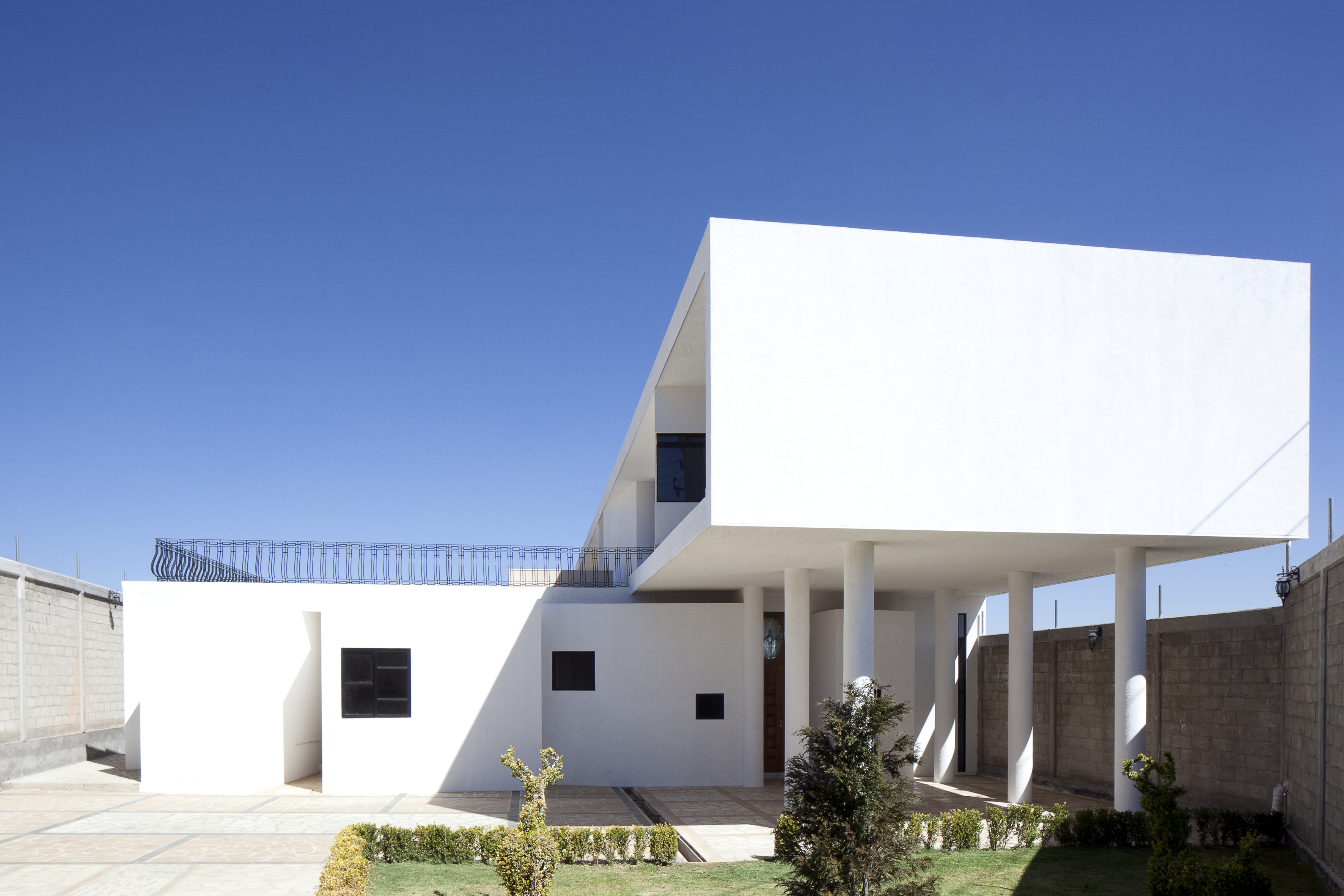 Casa AR by LUCIO MUNIAIN et al - Architizer