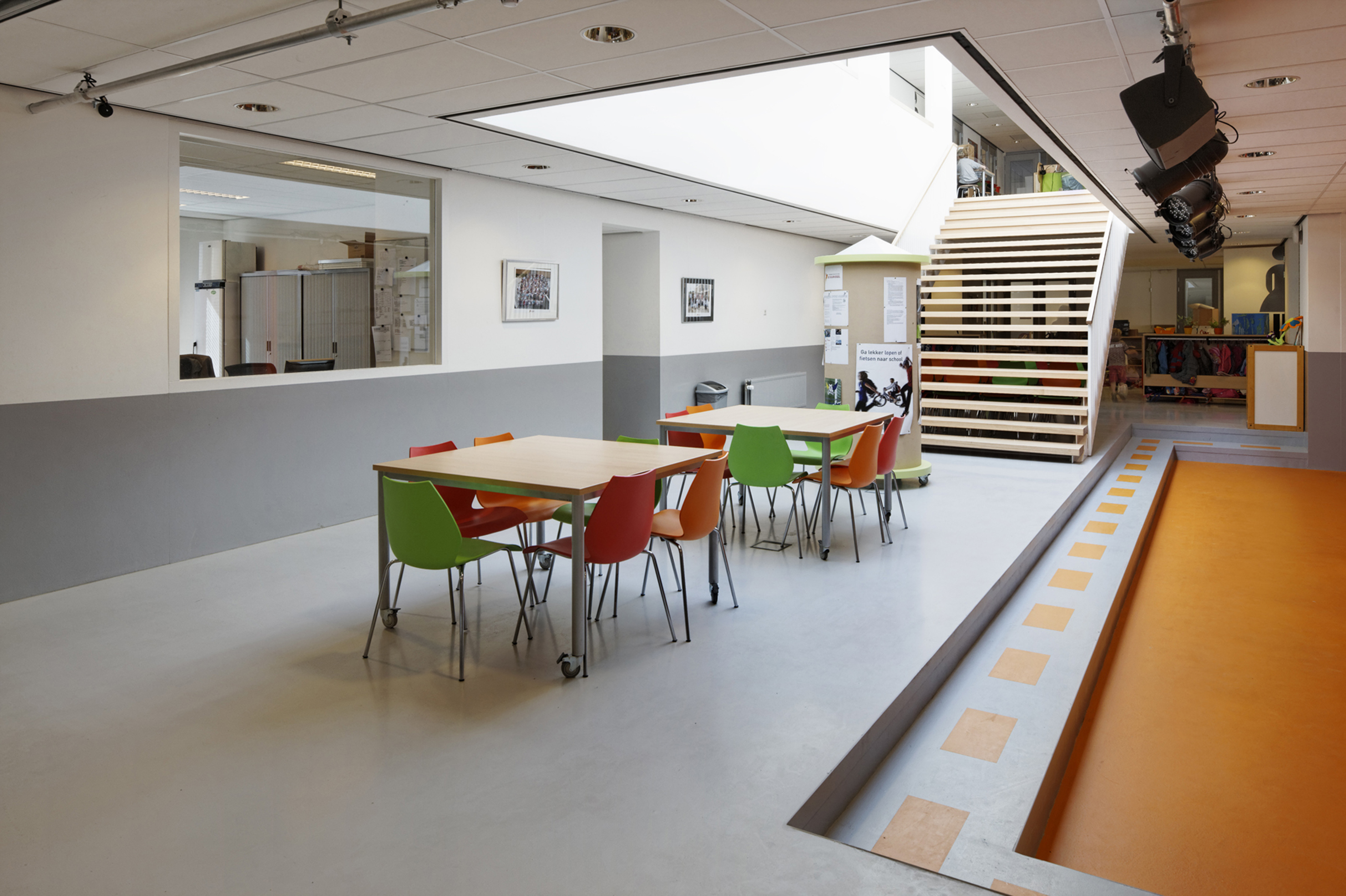 Primary School De Vuurvogel by Grosfeld van der Velde architecten ...