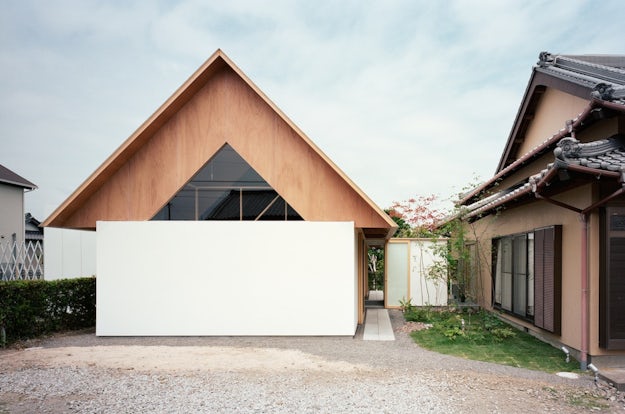 Deep Overhangs: 8 Japanese Homes With Elegant Extended Eaves ...