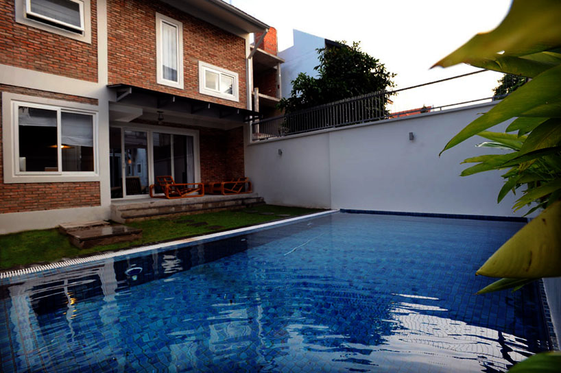 Sustainable House " Modern Tube House " by MINHTRAN & ASSOCIATES (MT&A ...