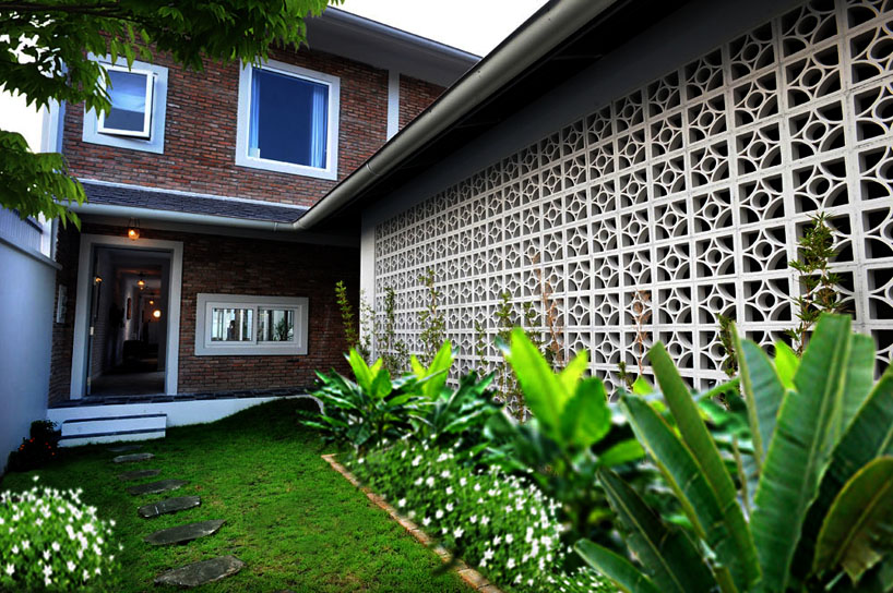 Sustainable House " Modern Tube House " by MINHTRAN & ASSOCIATES (MT&A ...