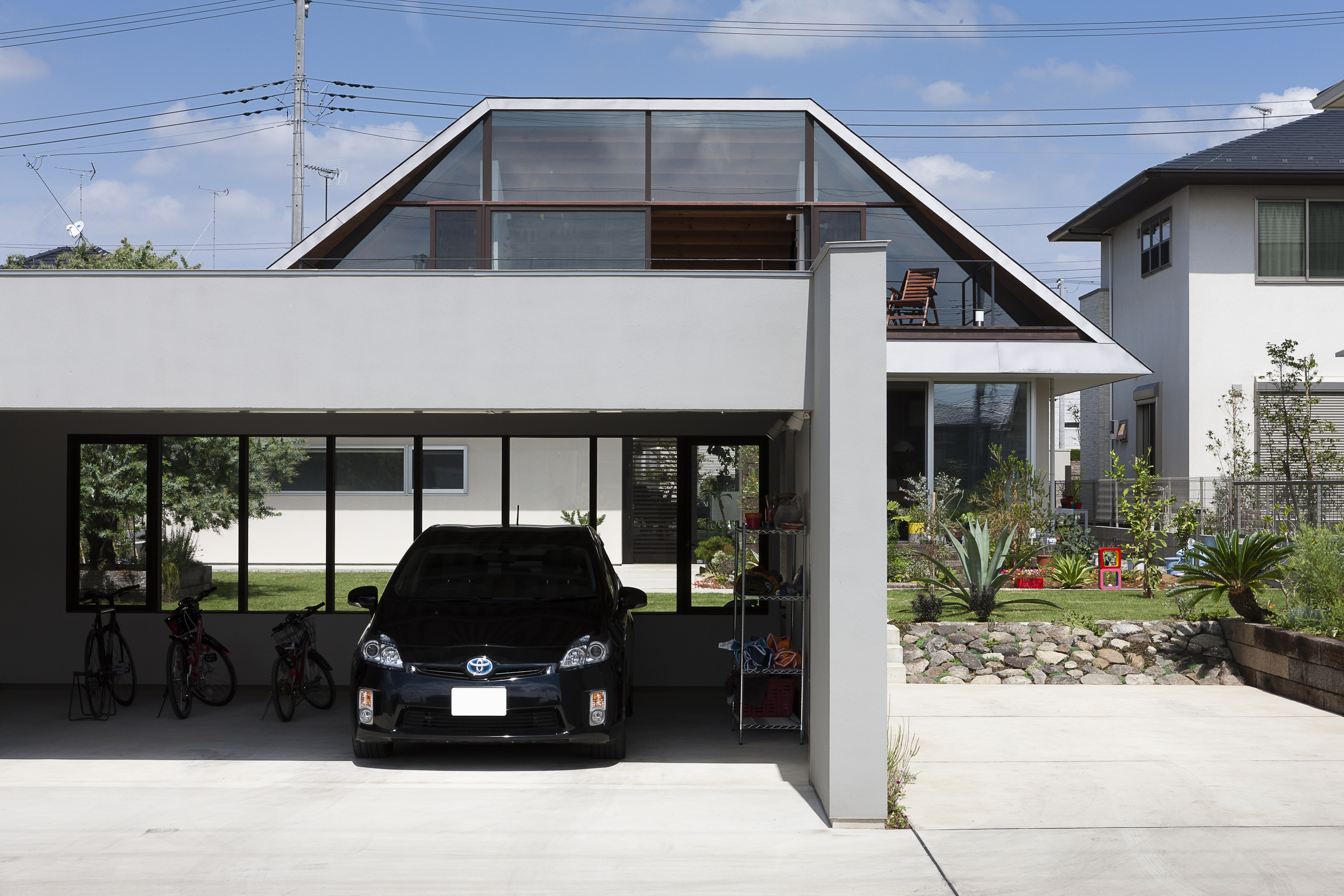 House With a Large Hipped Roof by Naoi Architecture & Design Office ...