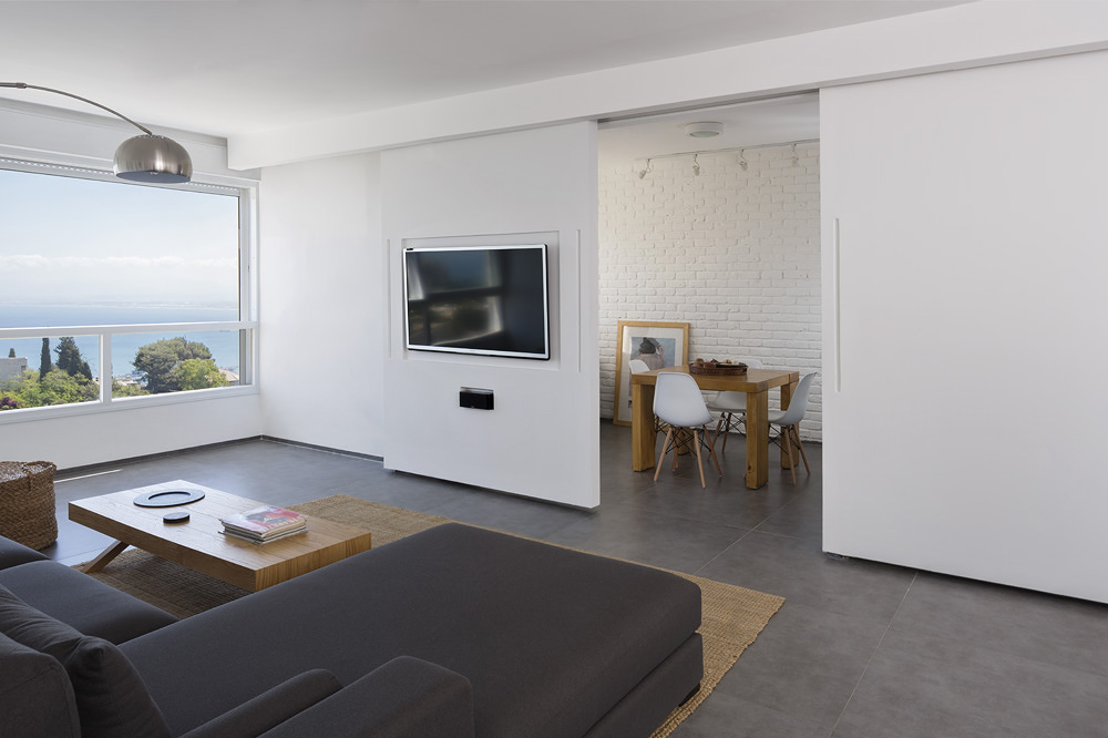Sliding walls in a renovated apartment by Michael Peled Architecture ...
