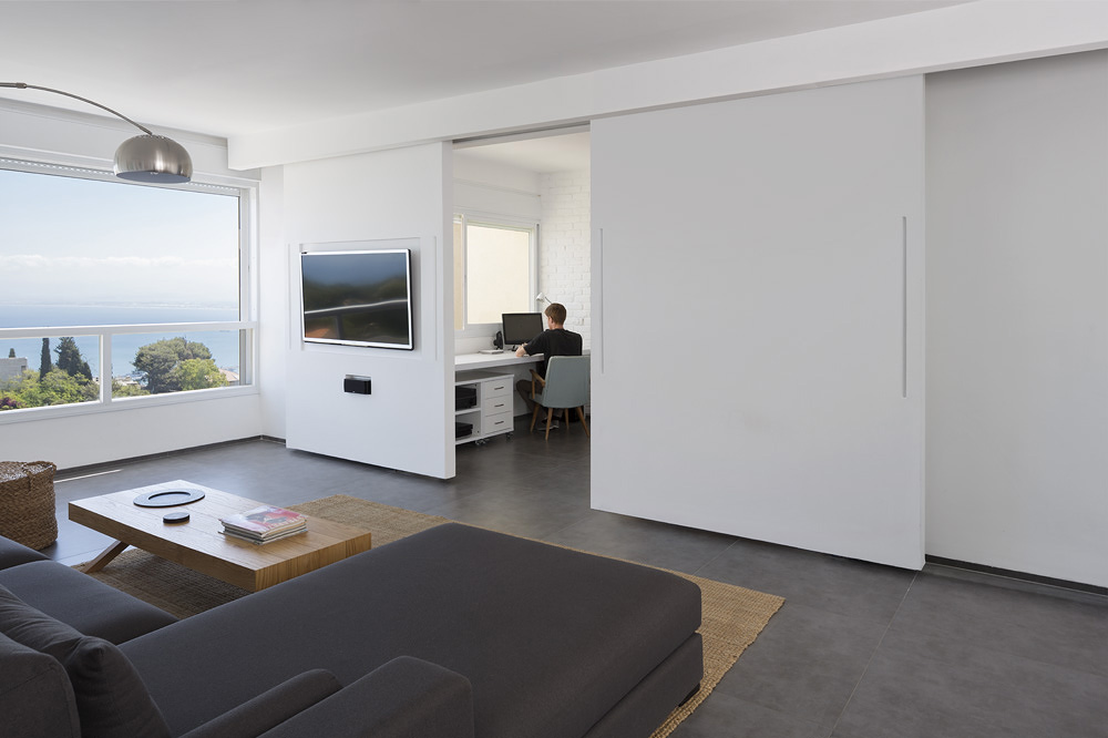 Sliding walls in a renovated apartment by Michael Peled Architecture ...