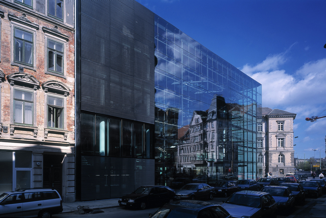 KPMG office building by schneider+schumacher / Frankfurt - Vienna ...