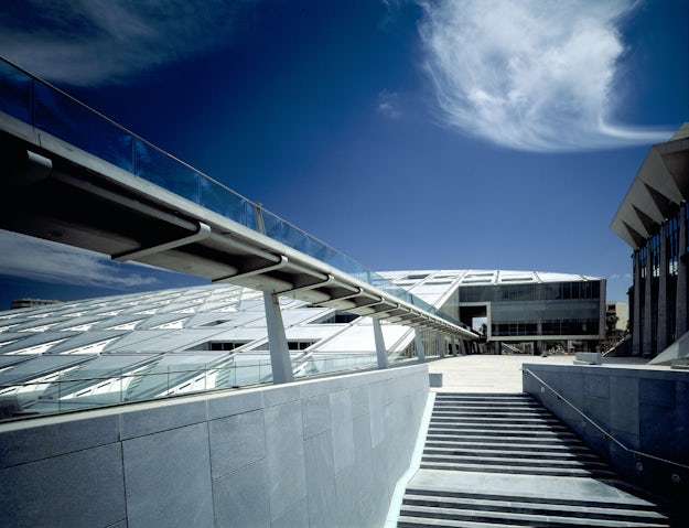 Architecture Off-Balance: Buildings That Defy the Horizon Line ...