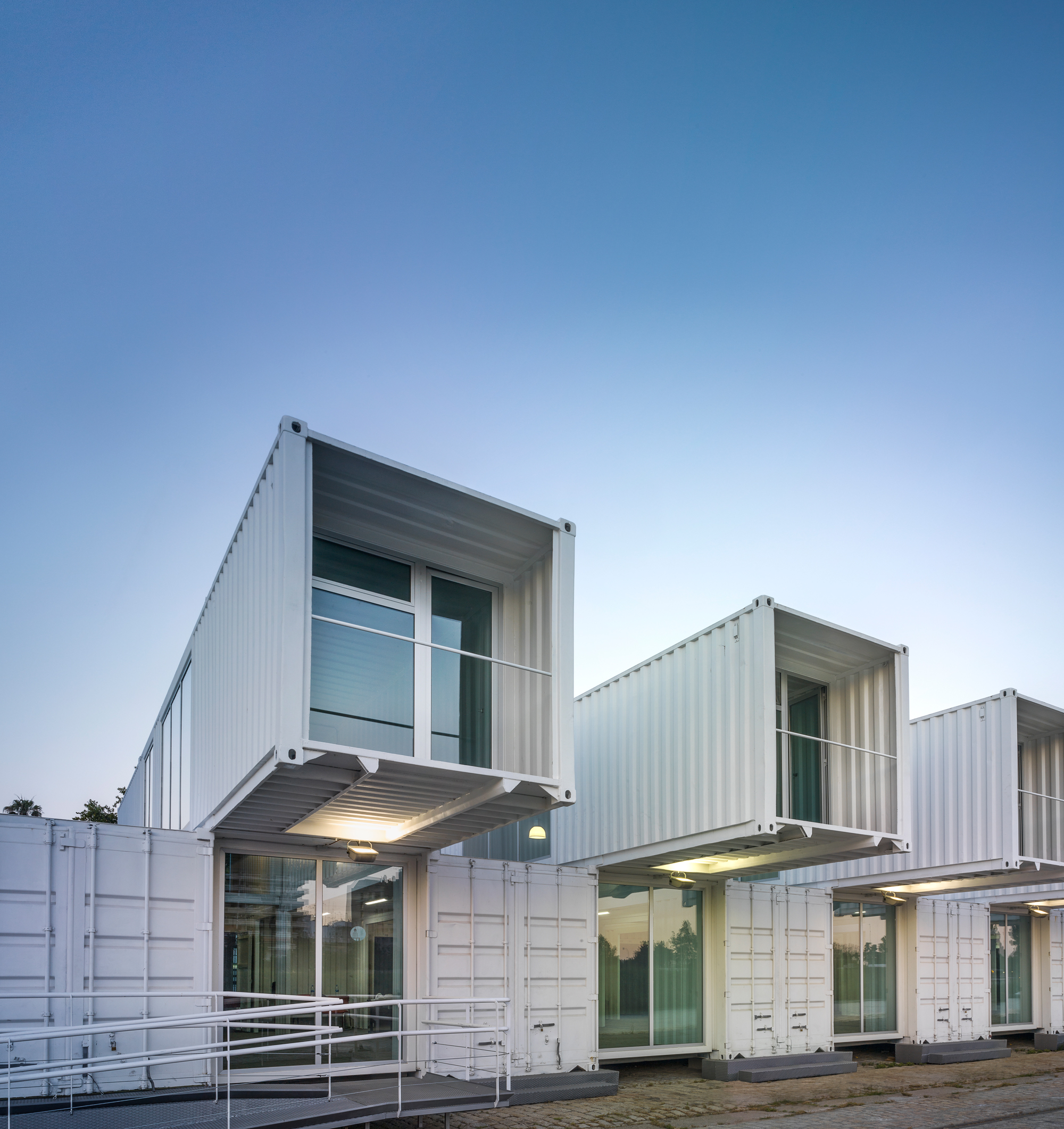 Cruise Ship Terminal in the Port of Seville by Hombre de Piedra + Buró4 ...