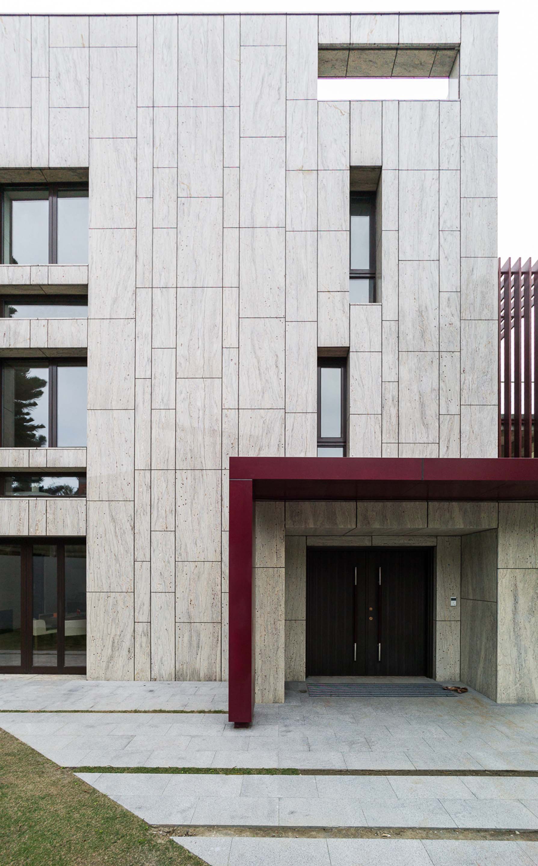 Re-born House: a modern castle in mind by TL ARCHITECTS & DL DESIGN ...