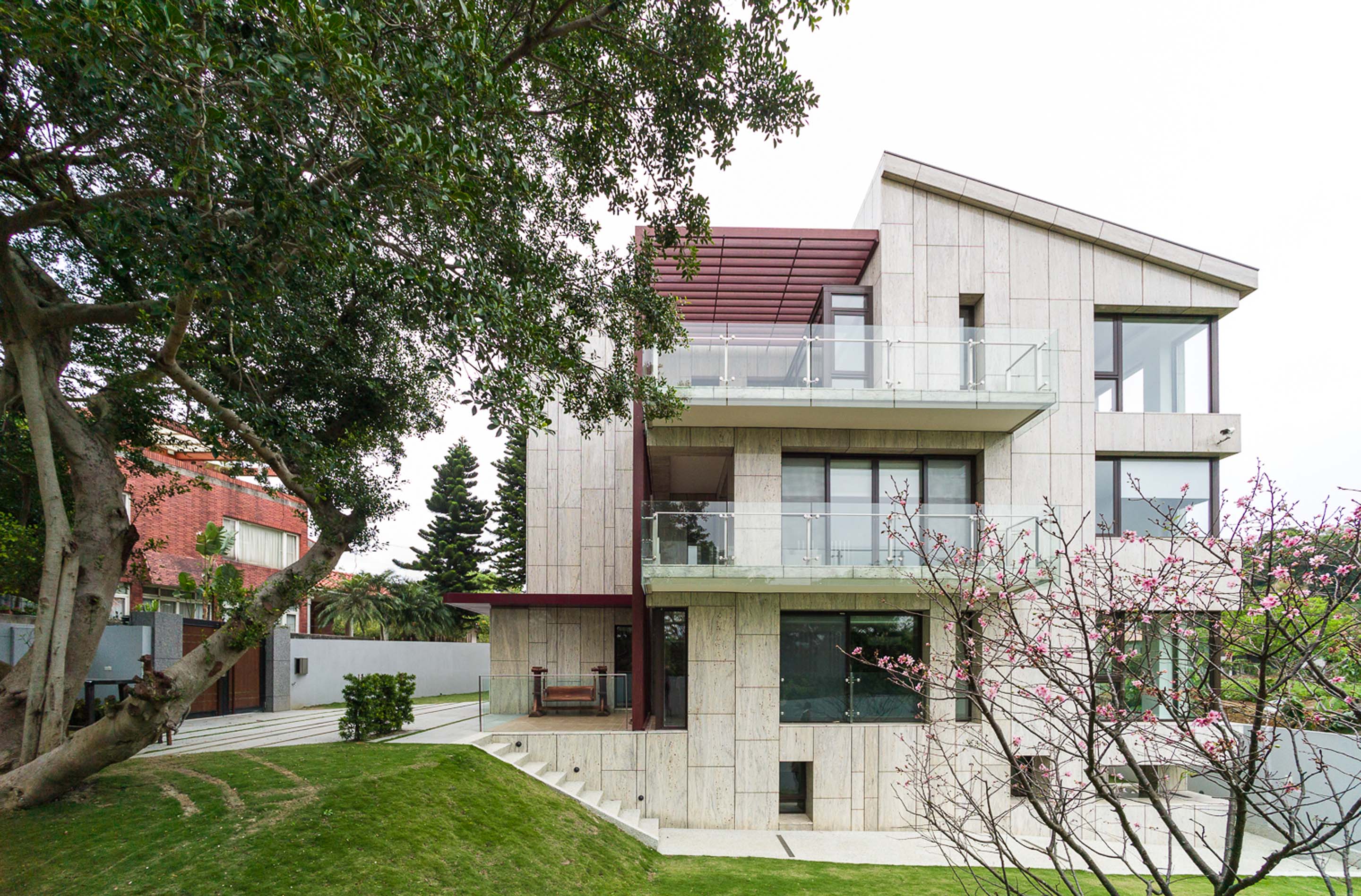 Re-born House: a modern castle in mind by TL ARCHITECTS & DL DESIGN ...