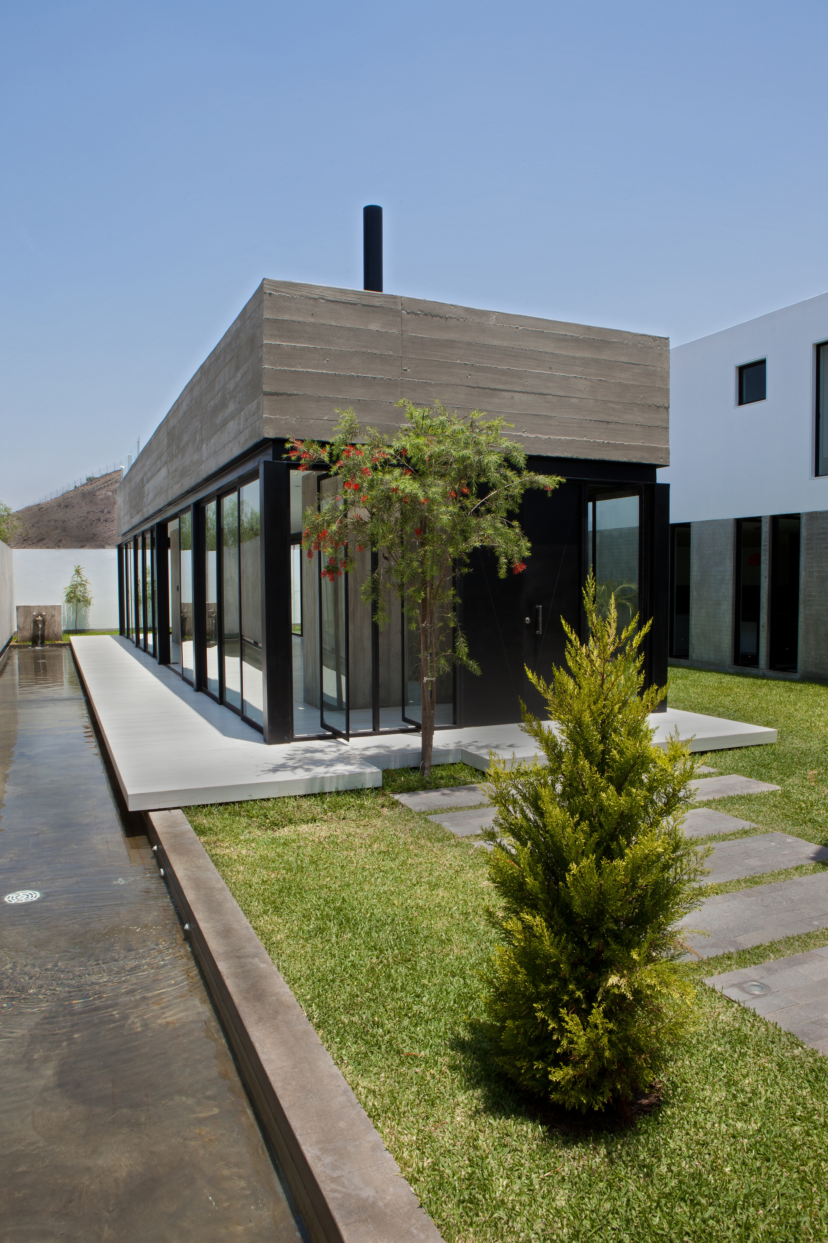 Surrounded House by NIKOLAS BRICEÑO arquitectura - Architizer