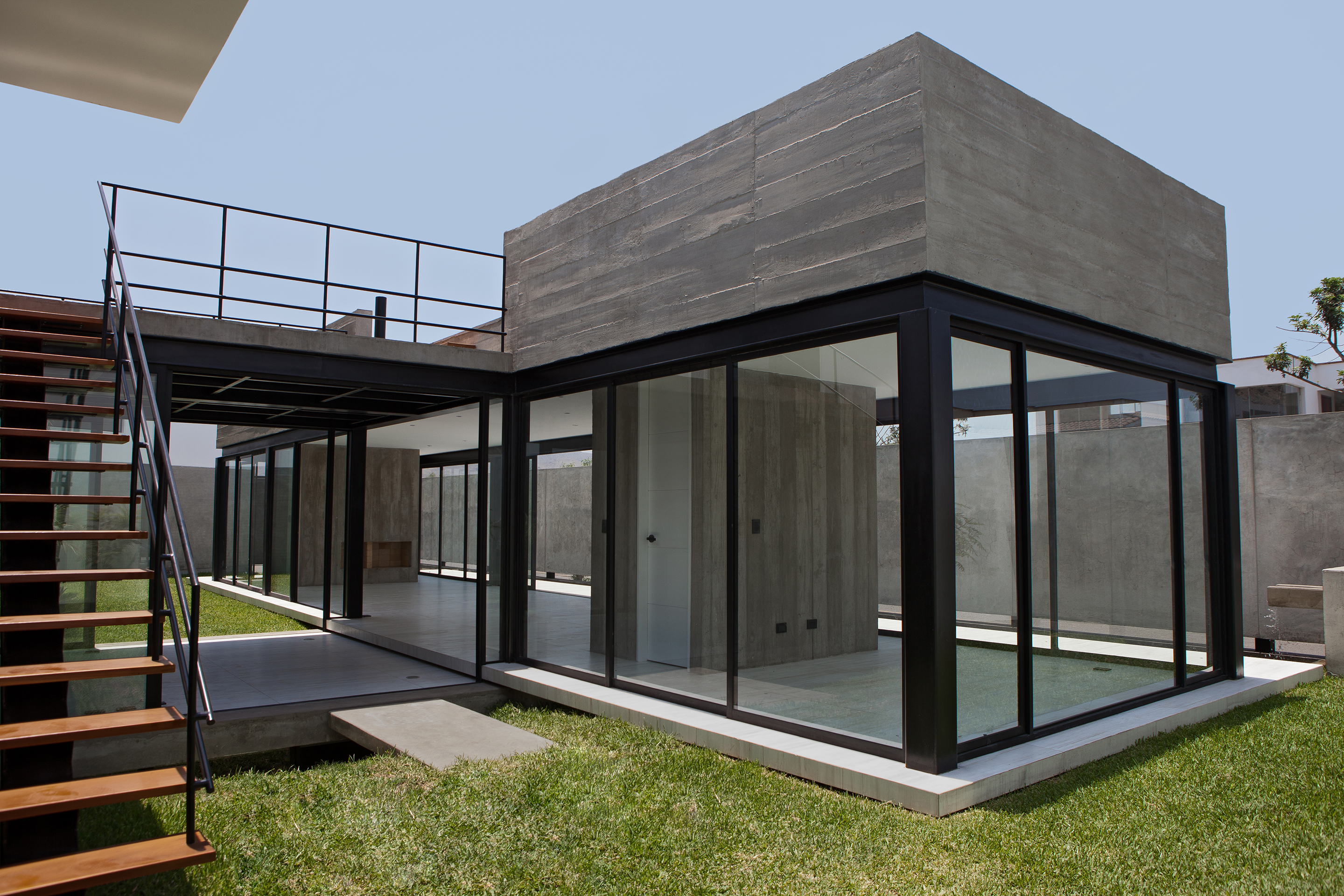 Surrounded House by NIKOLAS BRICEÑO arquitectura - Architizer