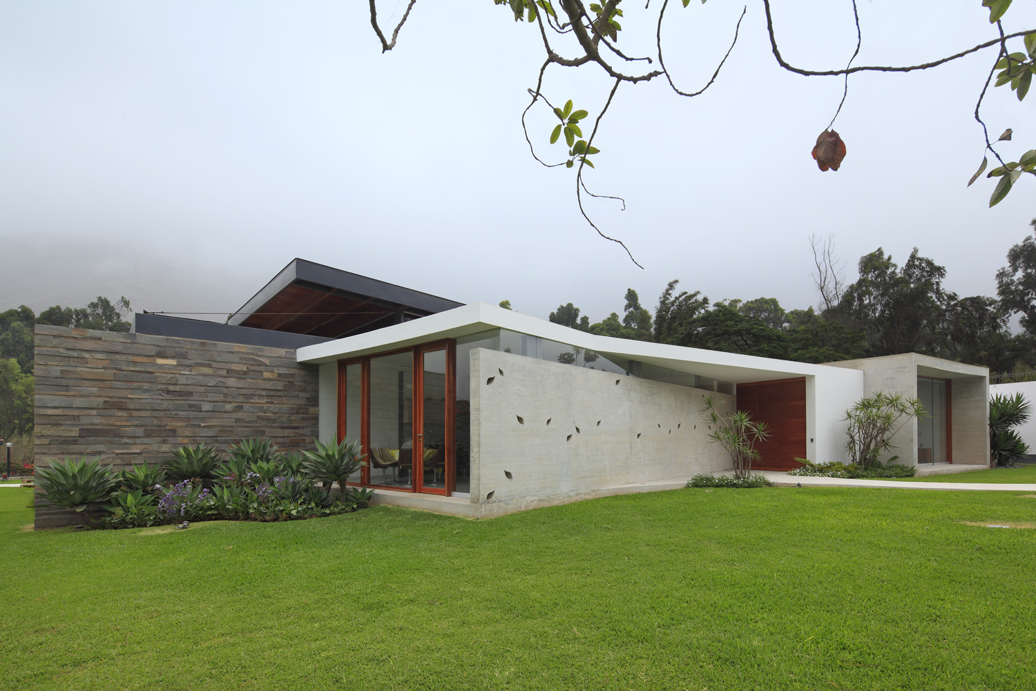 Fan House by Seinfeld Arquitectos - Architizer