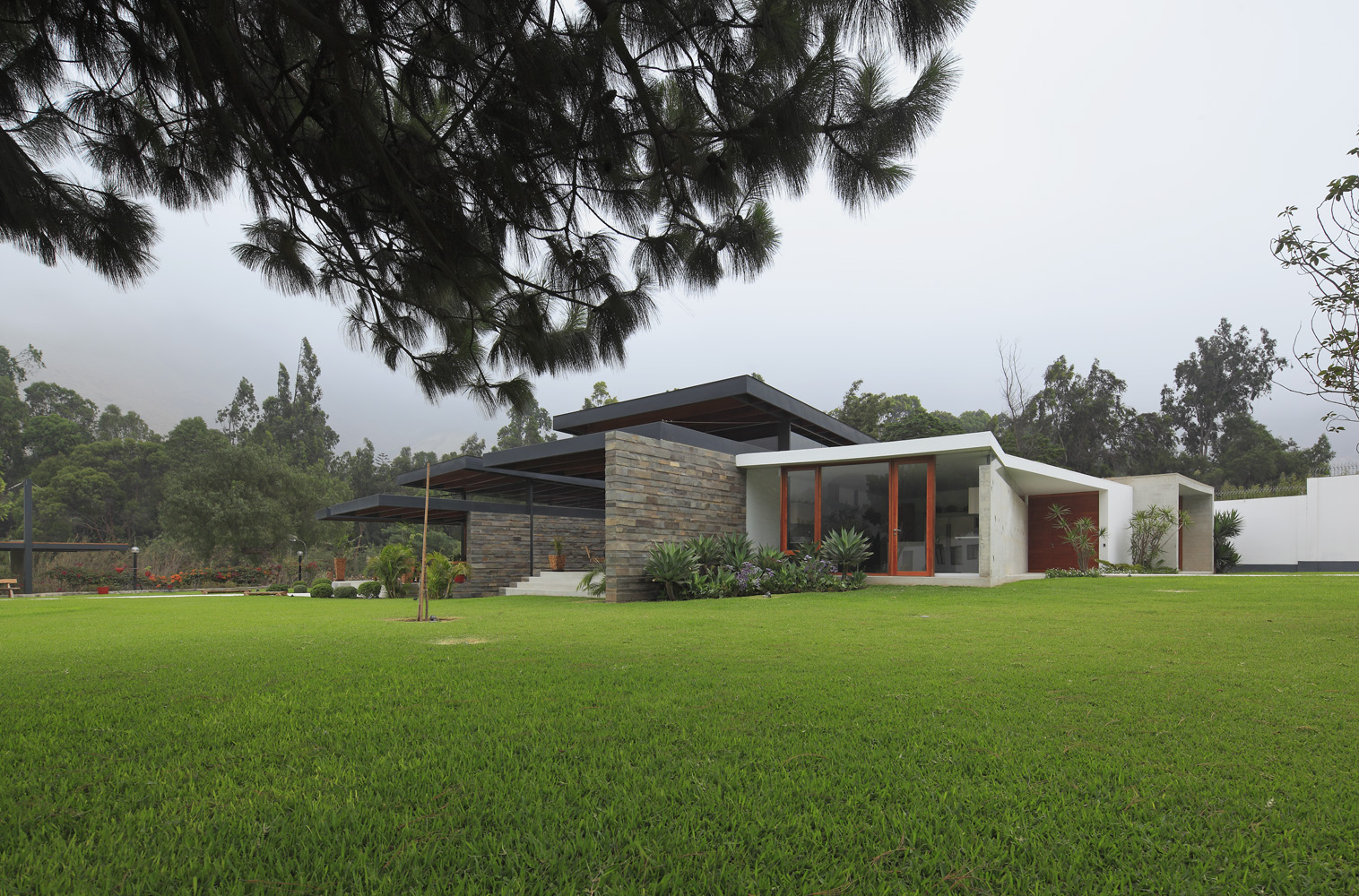 Fan House by Seinfeld Arquitectos - Architizer