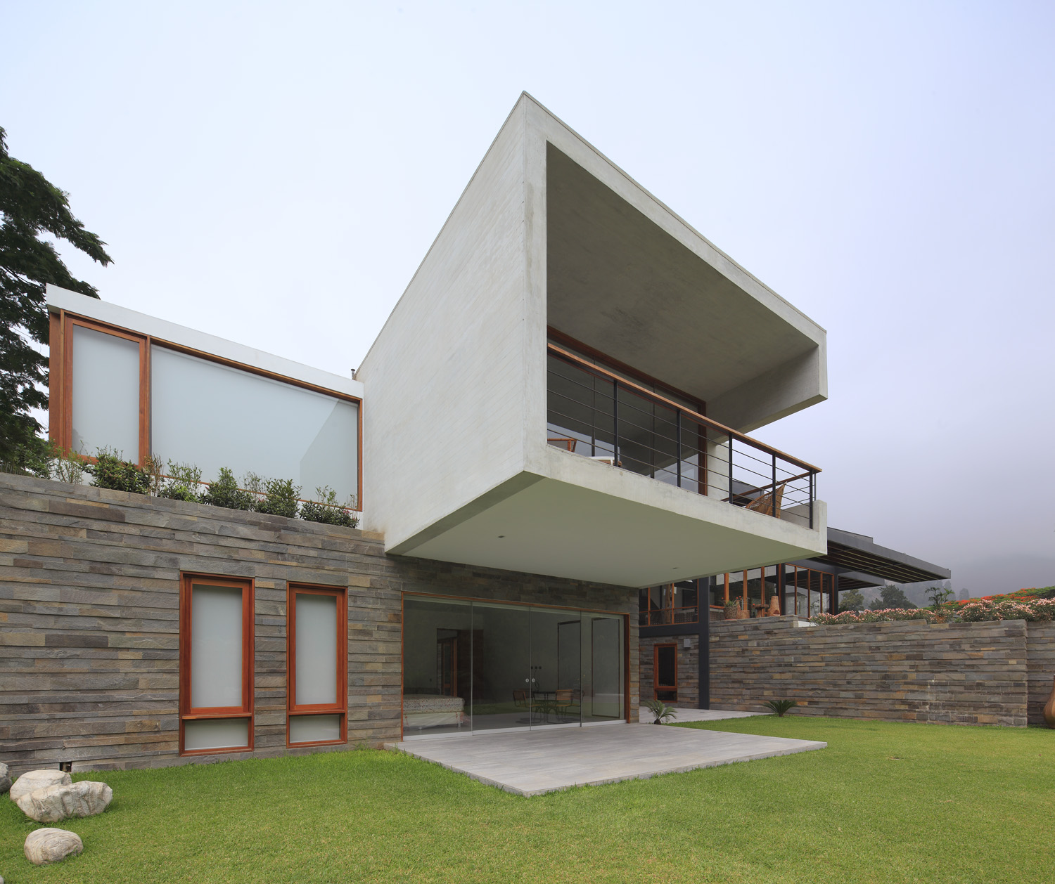 Fan House by Seinfeld Arquitectos - Architizer