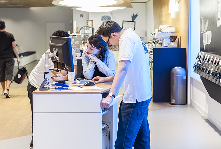 O2 Concept Store Berlin by hartmannvonsiebenthal the brand experience ...