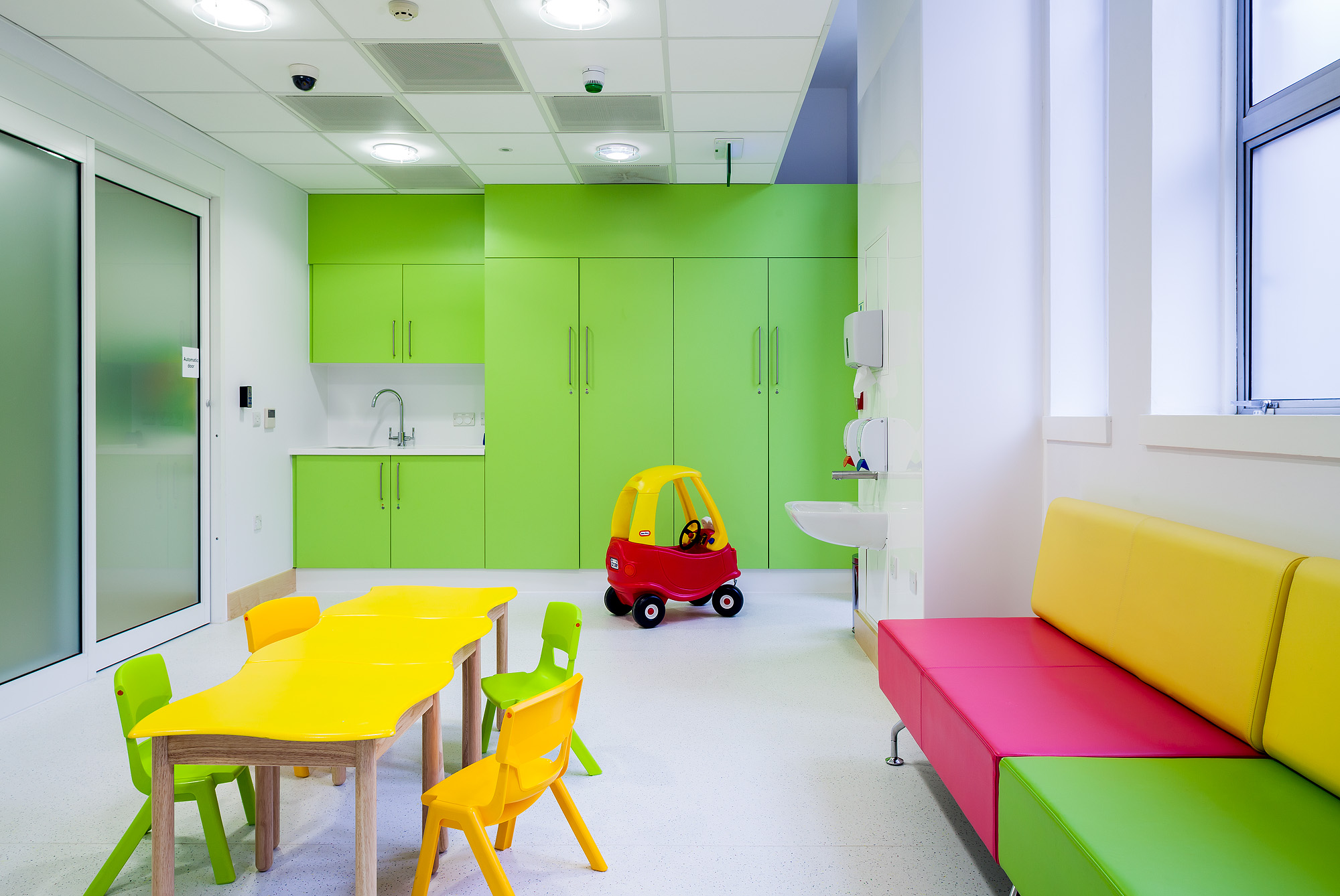 Portland Hospital Paediatric Day Case Unit by Sonnemann Toon Architects ...