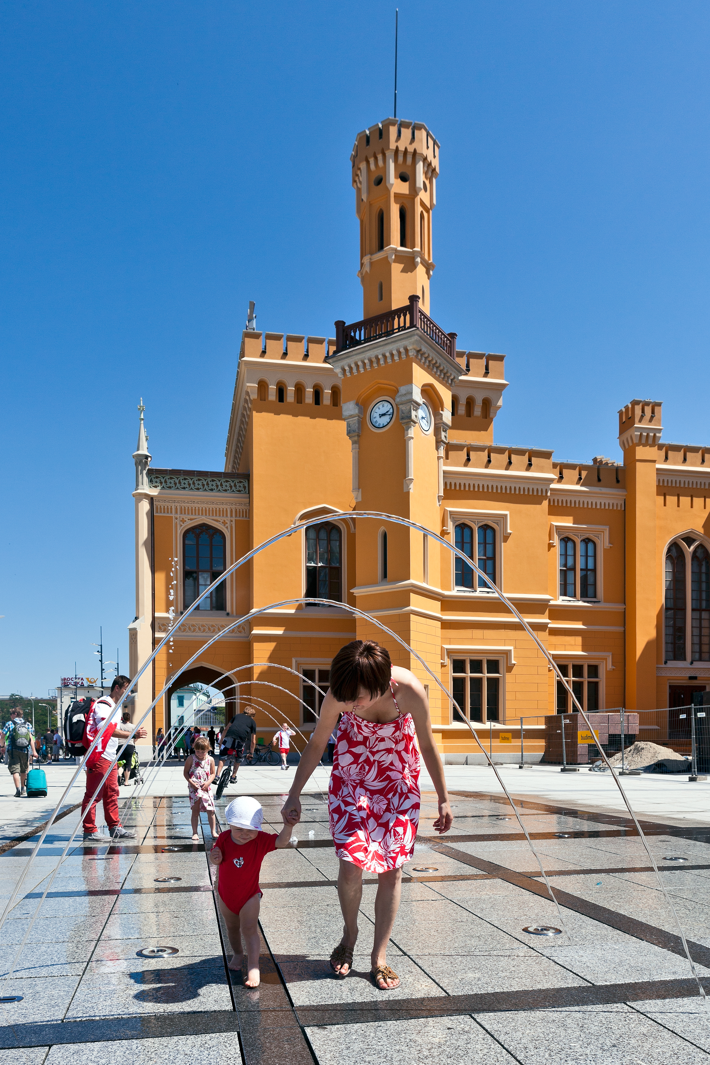 Extension and Refurbishment of the Main Train Station In Wroclaw by ...
