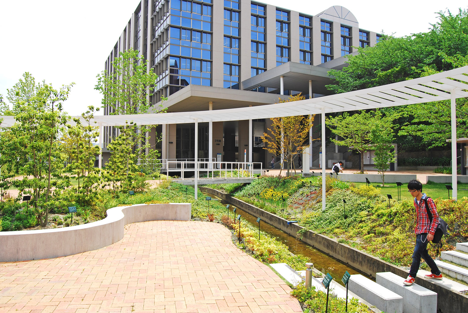 Kyushu Sangyo University Landscape Design by DESIGN NETWORK ASSOCIATES ...