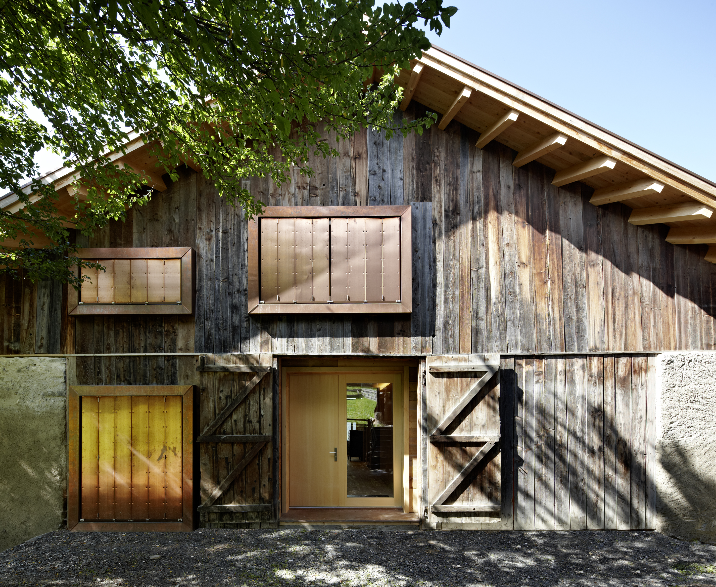 Redevelopment of a barn in Almens by gujan + pally architekten ag ...