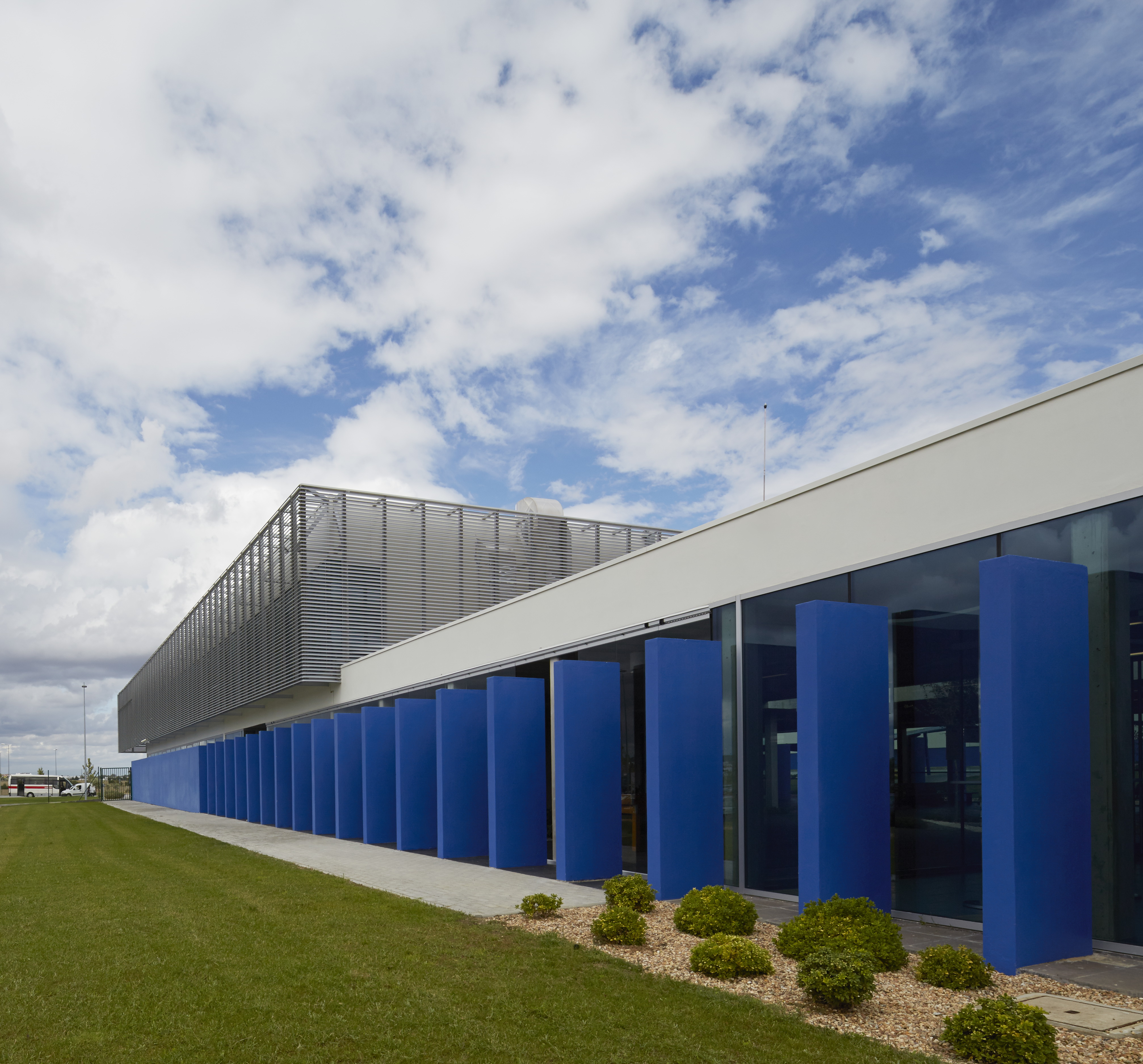 Embraer facilities by A. Burmester Arquitectos Associados - Architizer