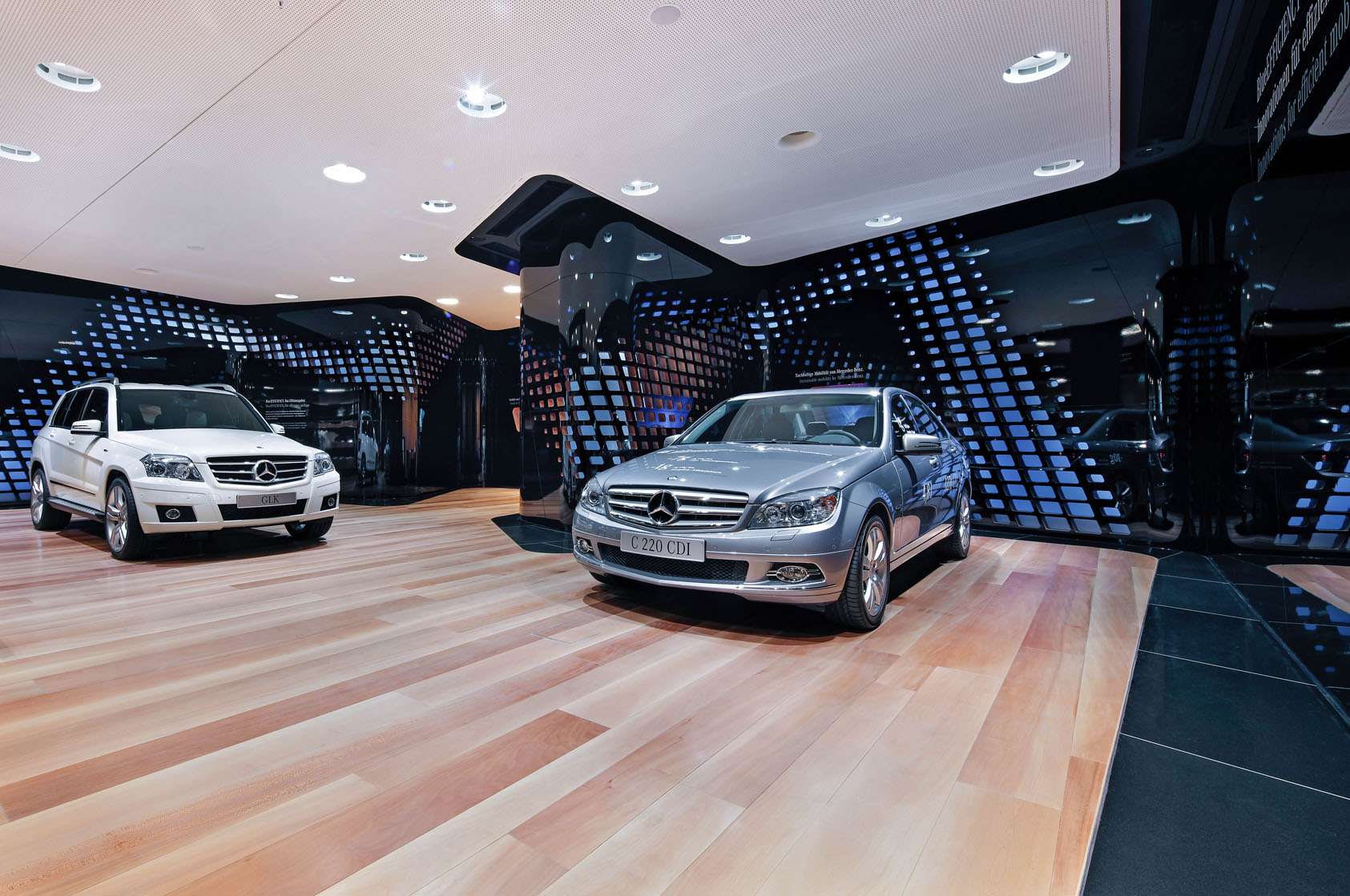 Idea 1034119: Showroom 'Mercedes-Benz Gallery' Berlin by Kauffmann ...
