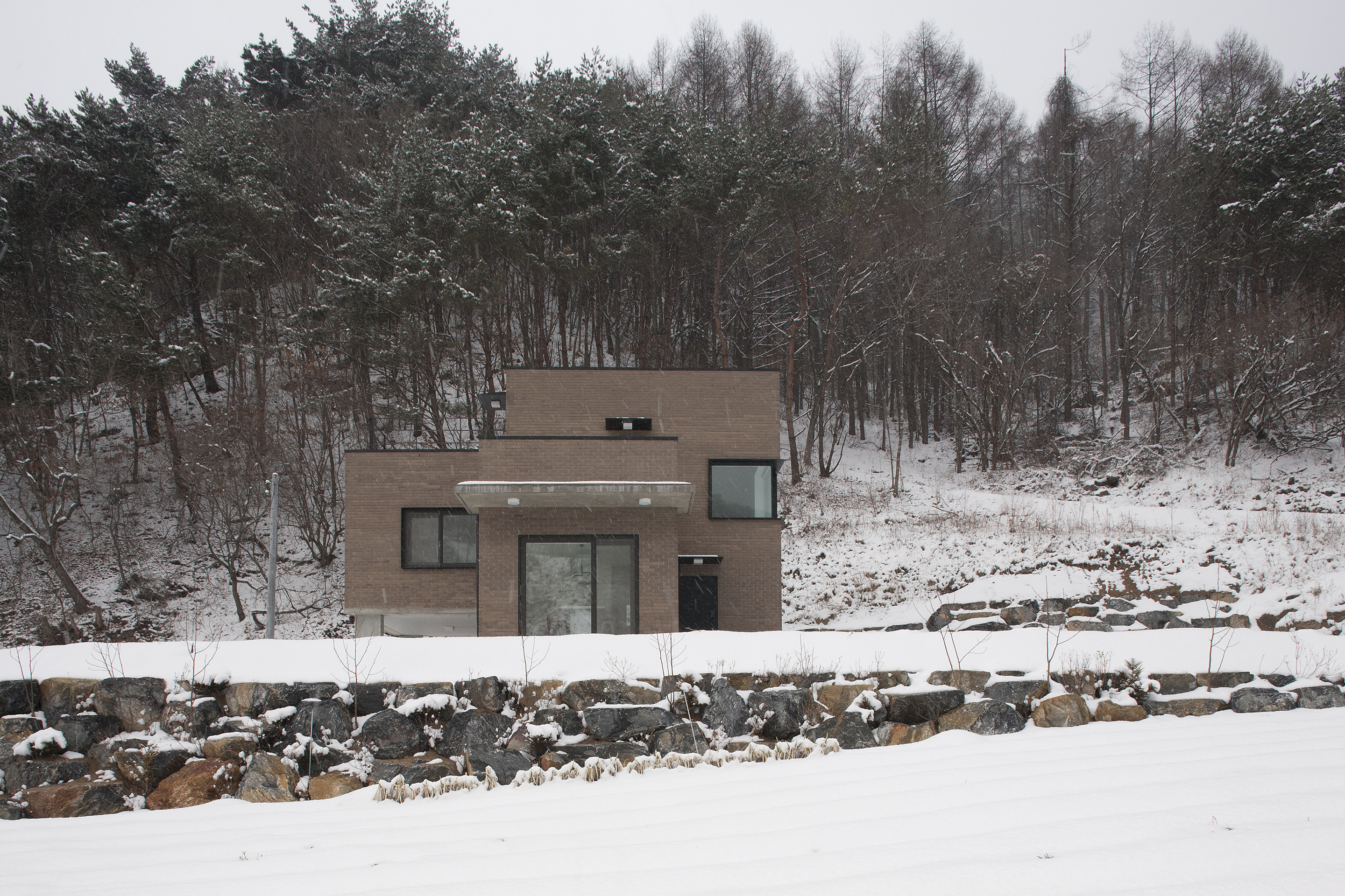House in Sang-an: Playground of a Delightful Couple by Studio Gaon ...
