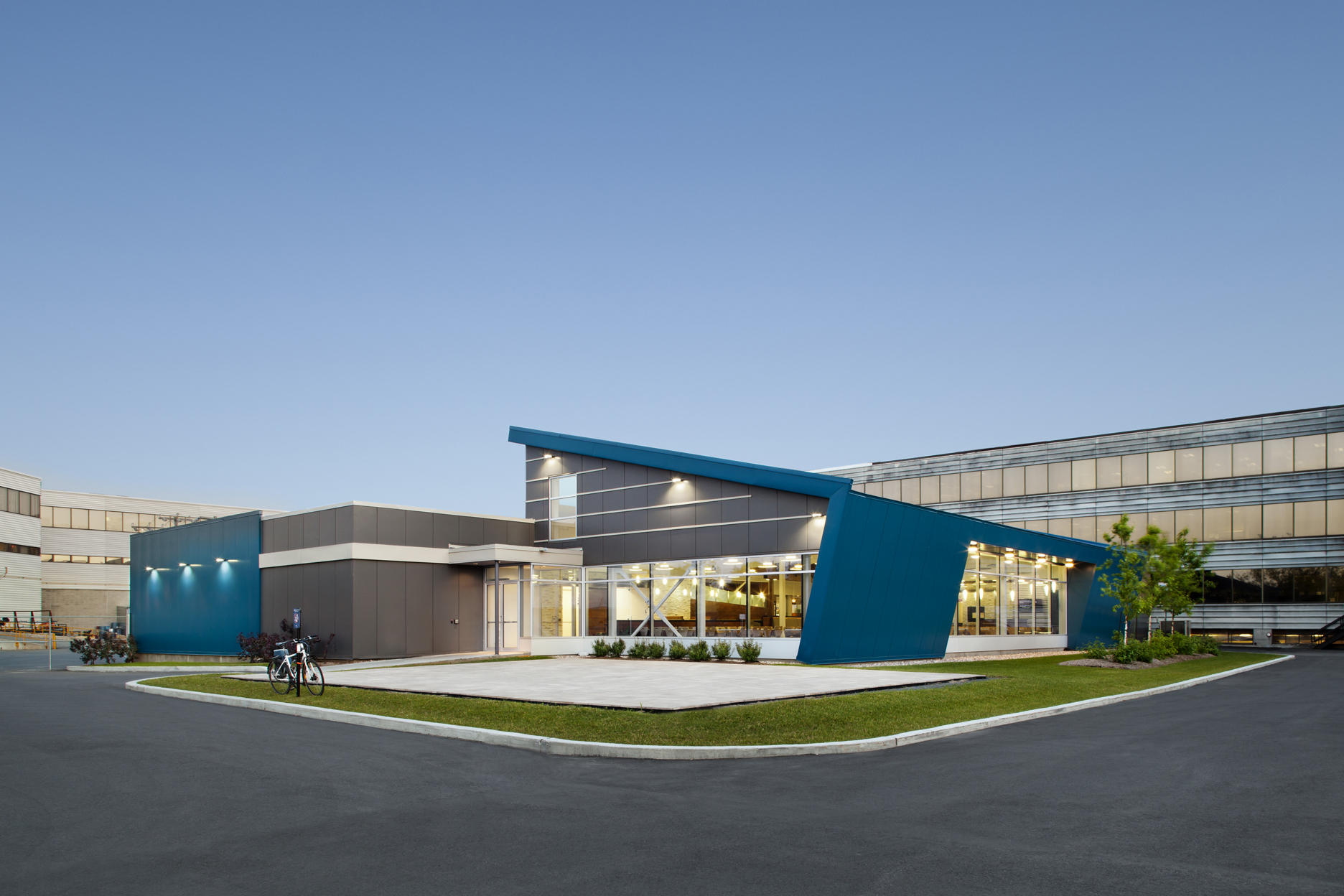 Merck Canada Inc. Montreal Headquarters by Figurr Architects Collective ...