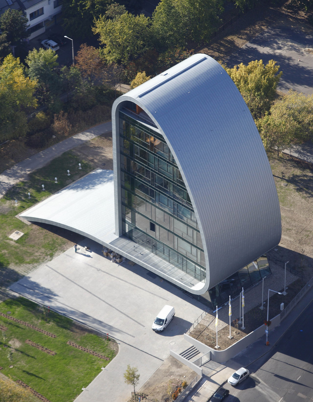 Hungarian Autoclub Headquarters by Vikar and Lukacs Architects Studio ...