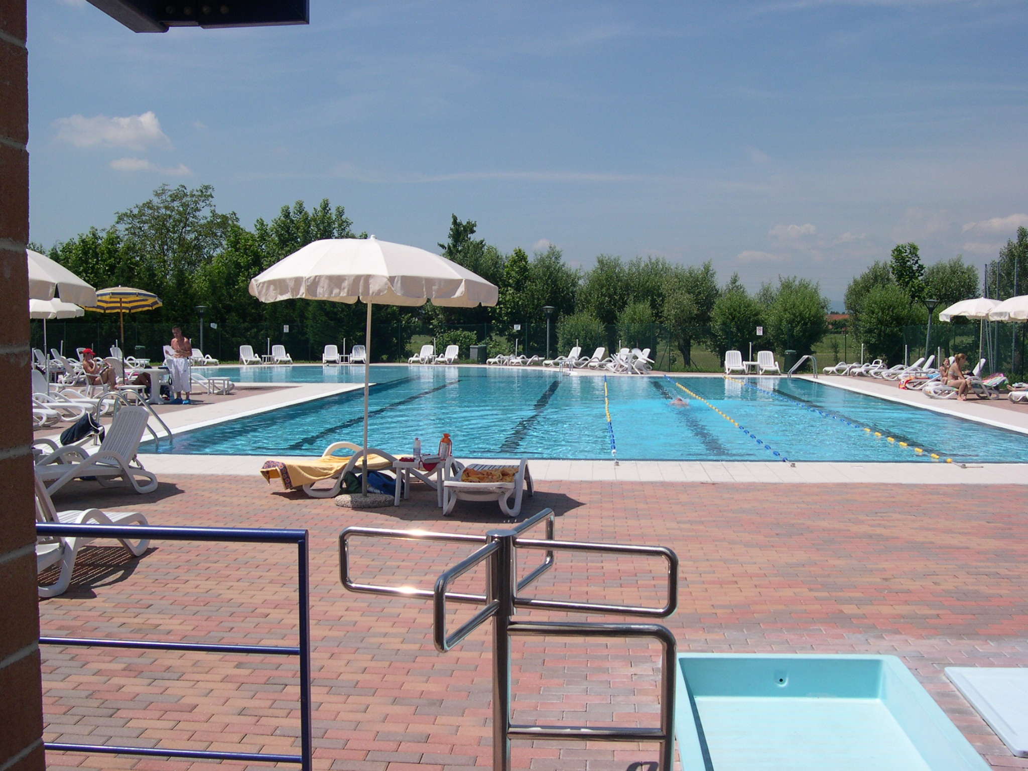 Outdoor swimming pool by VITTORIO & ASSOCIATI Studio di Architettura ...