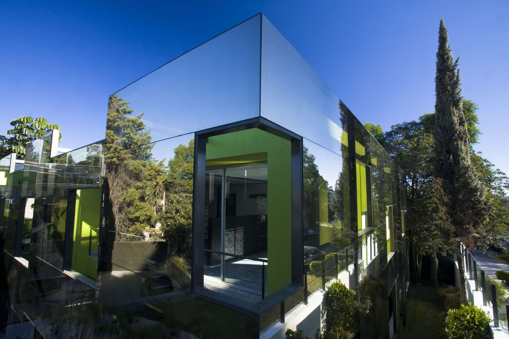 Through the Looking Glass: 5 Buildings that Blend into the Environment ...