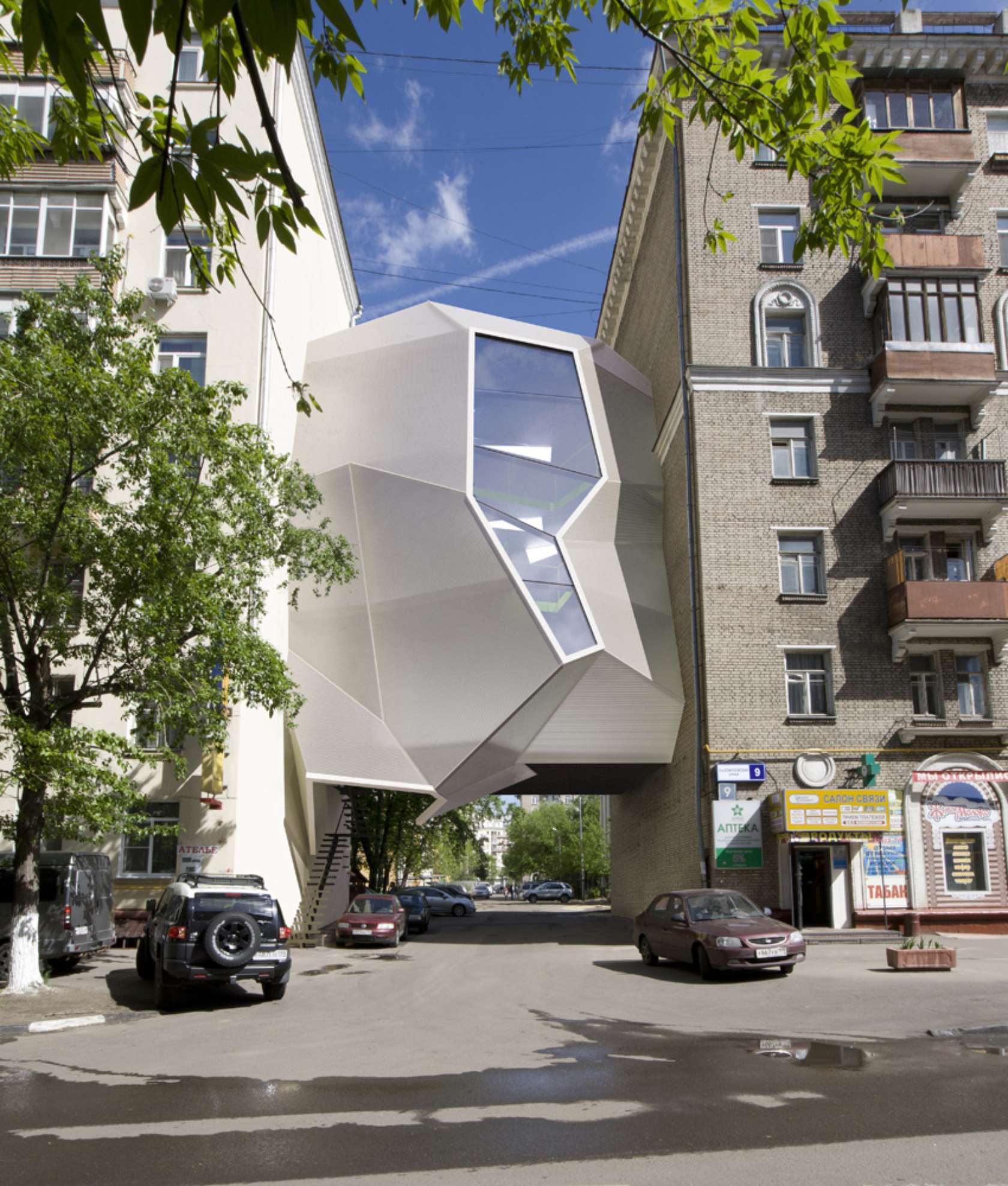 Through the Looking Glass: 5 Buildings that Blend into the Environment ...