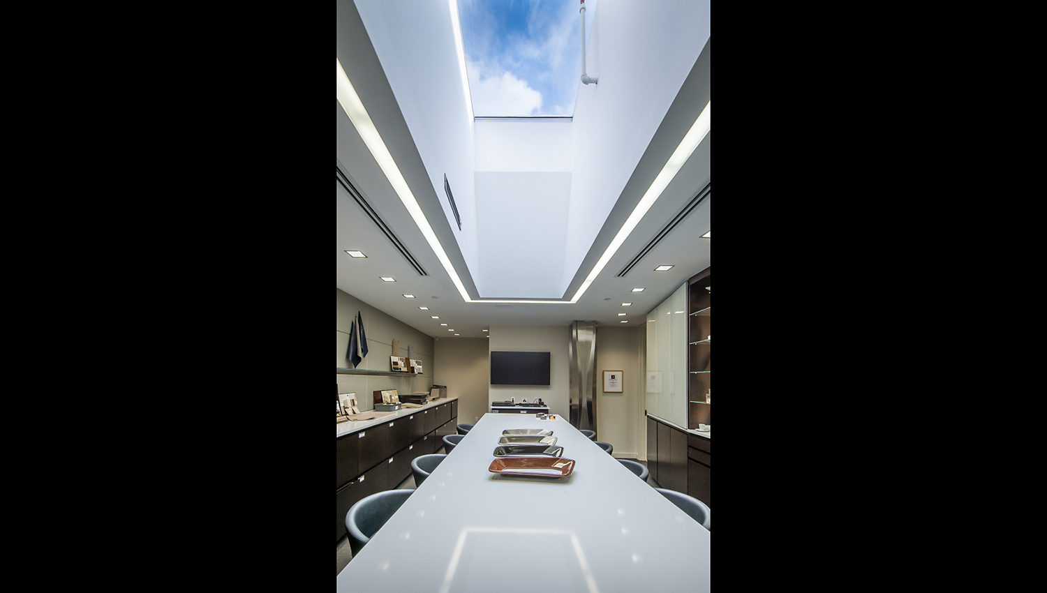 Dassault Falcon Corporation North American Headquarters-Showroom by NK ...