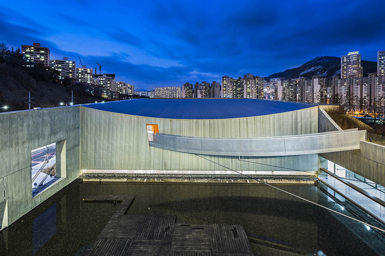 Tilt Roof House by BCHO Architects Associates - Architizer