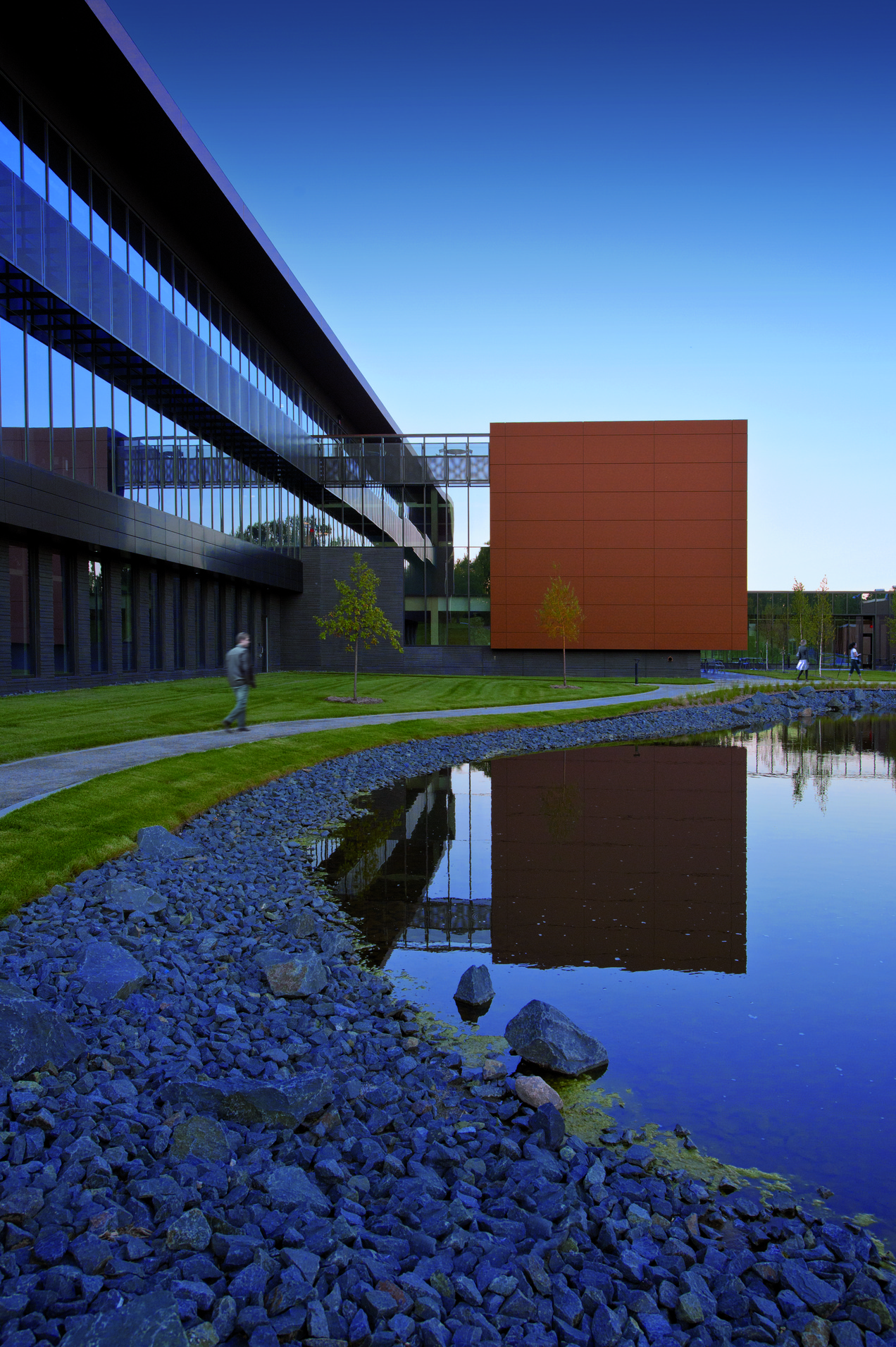Toro Headquarters and Product Development Center by Leo A Daly - Architizer