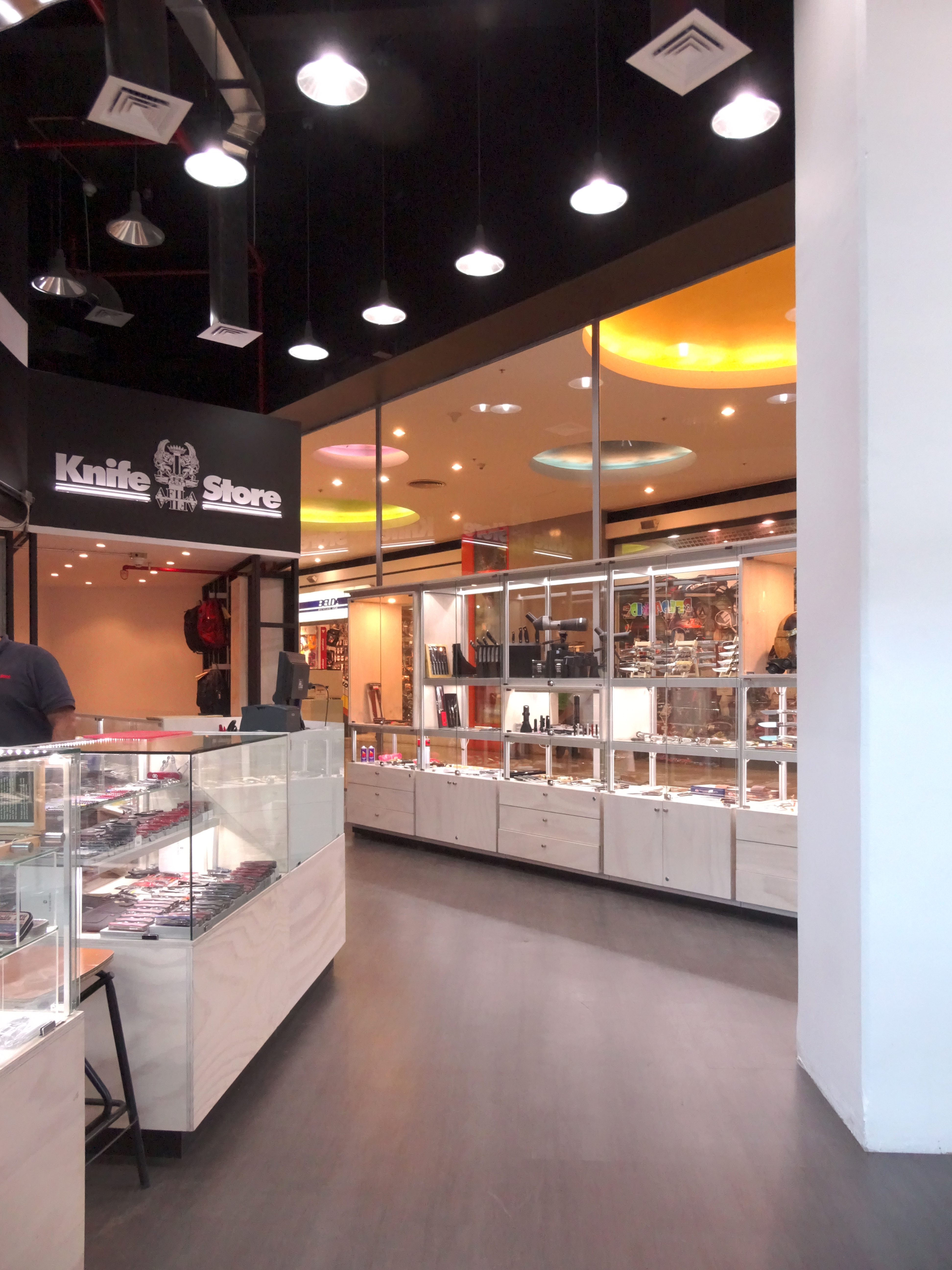 Knife Store Mall Sport by SZAA (Sarmiento Zamora Associated Architects ...