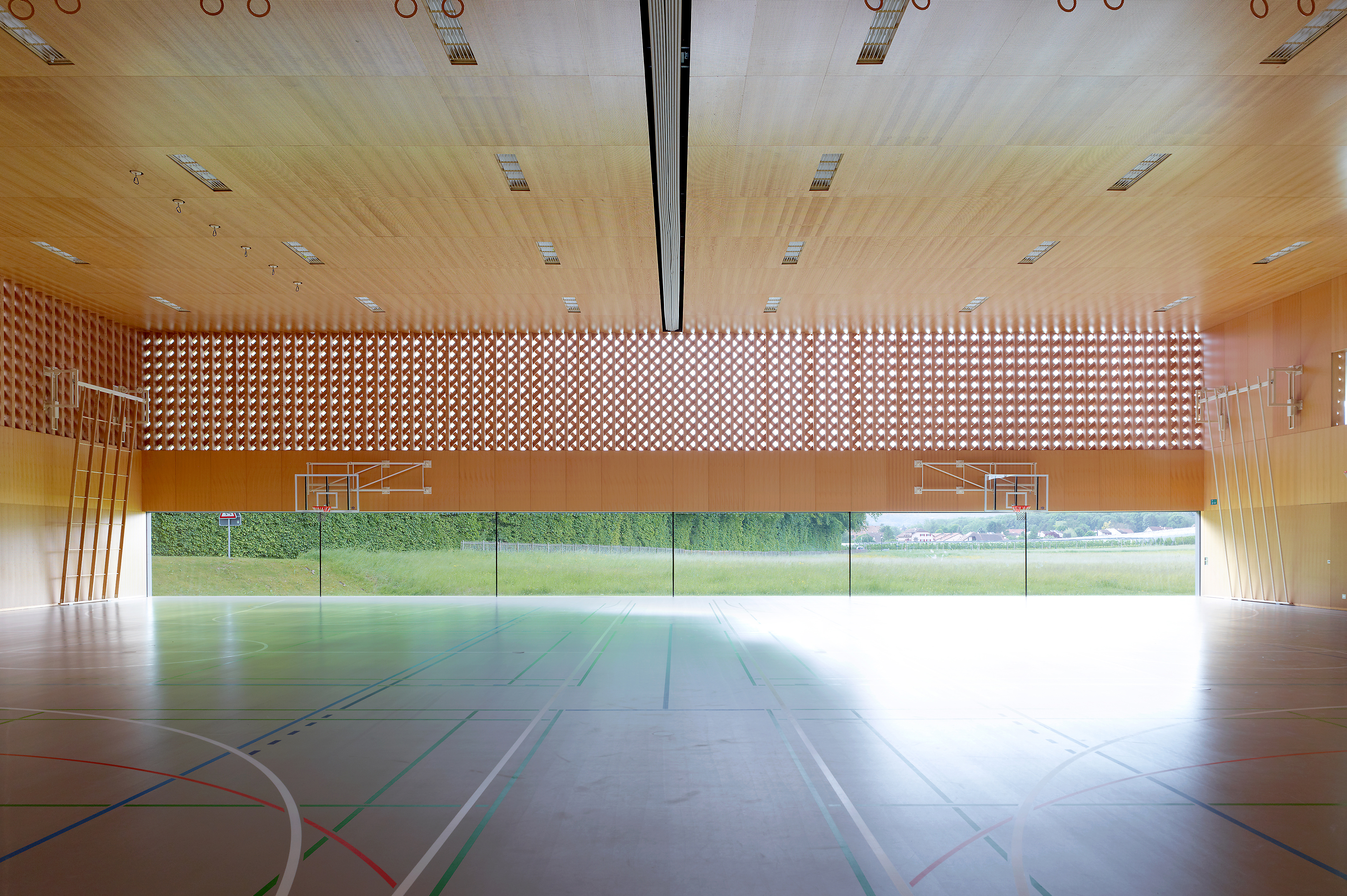 Dual sports hall by Graeme Mann & Patricia Capua Mann architects dipl ...