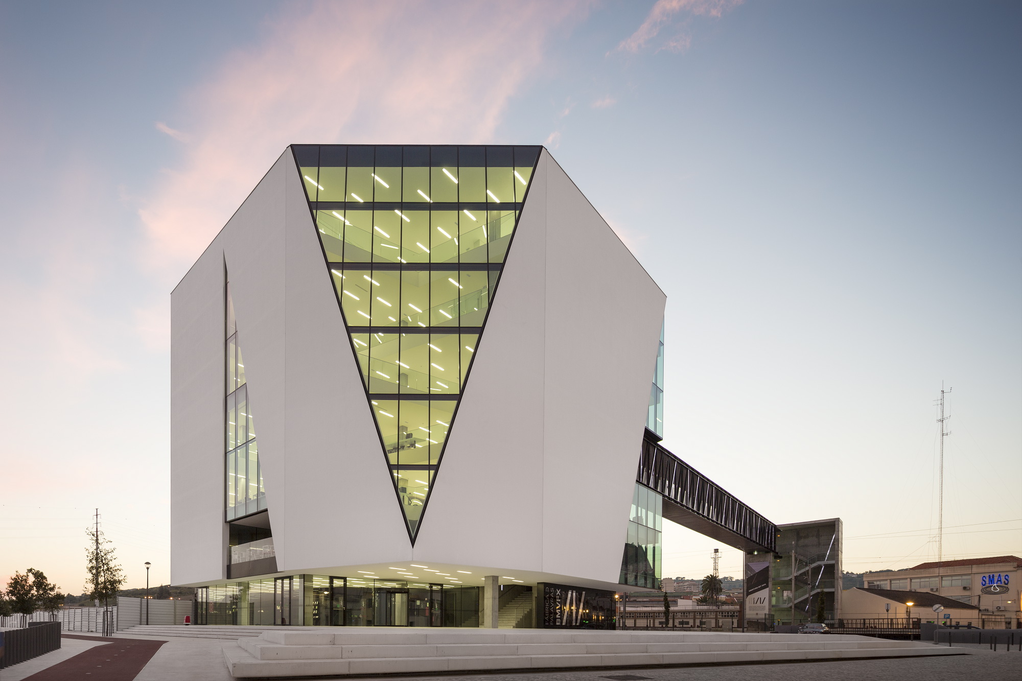 Municipal Library of Vila Franca de Xira/ Factory of Words by Miguel ...