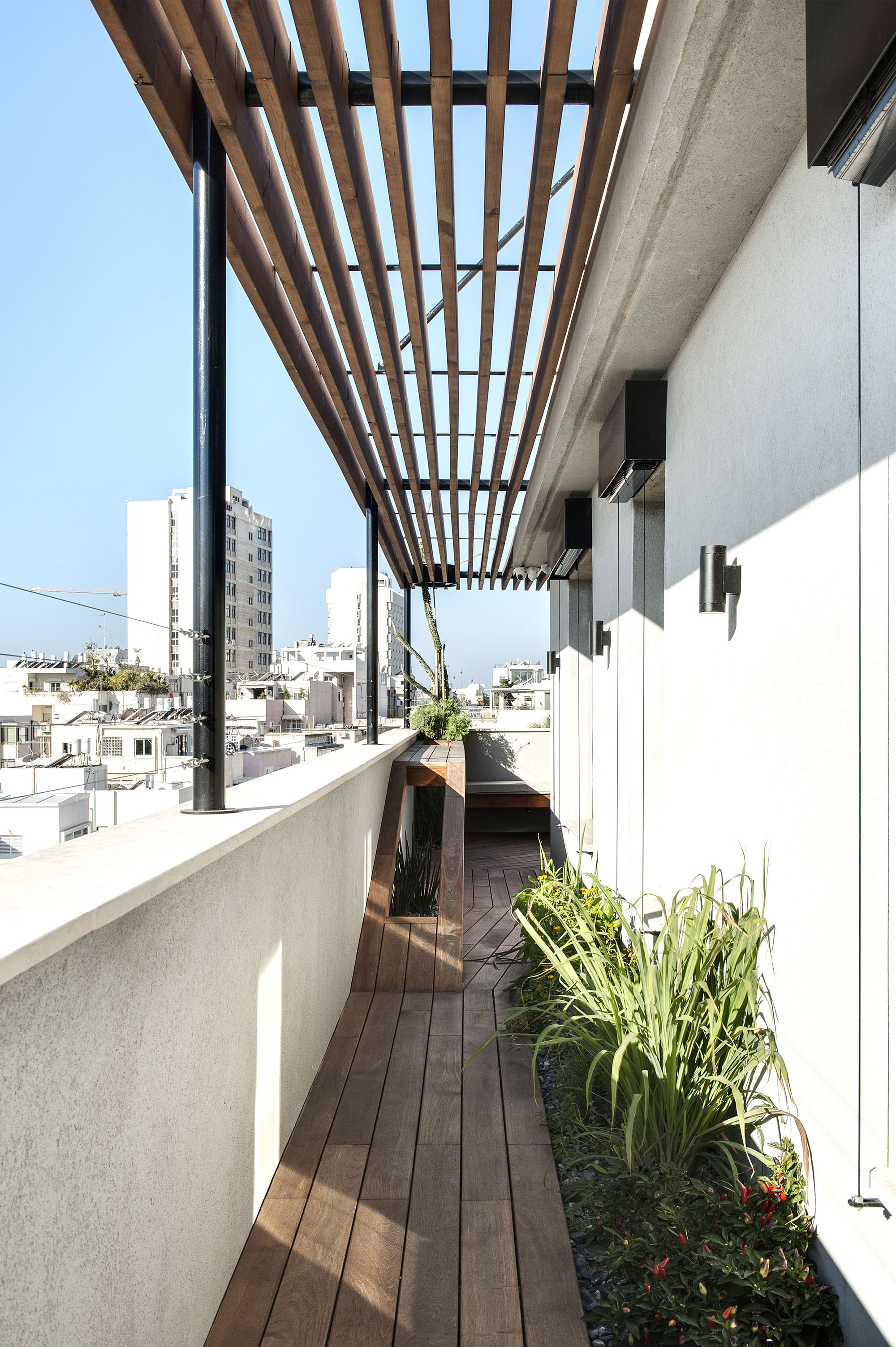 Duplex Penthouse and roof terrace in Tel Aviv by toledano + architects ...