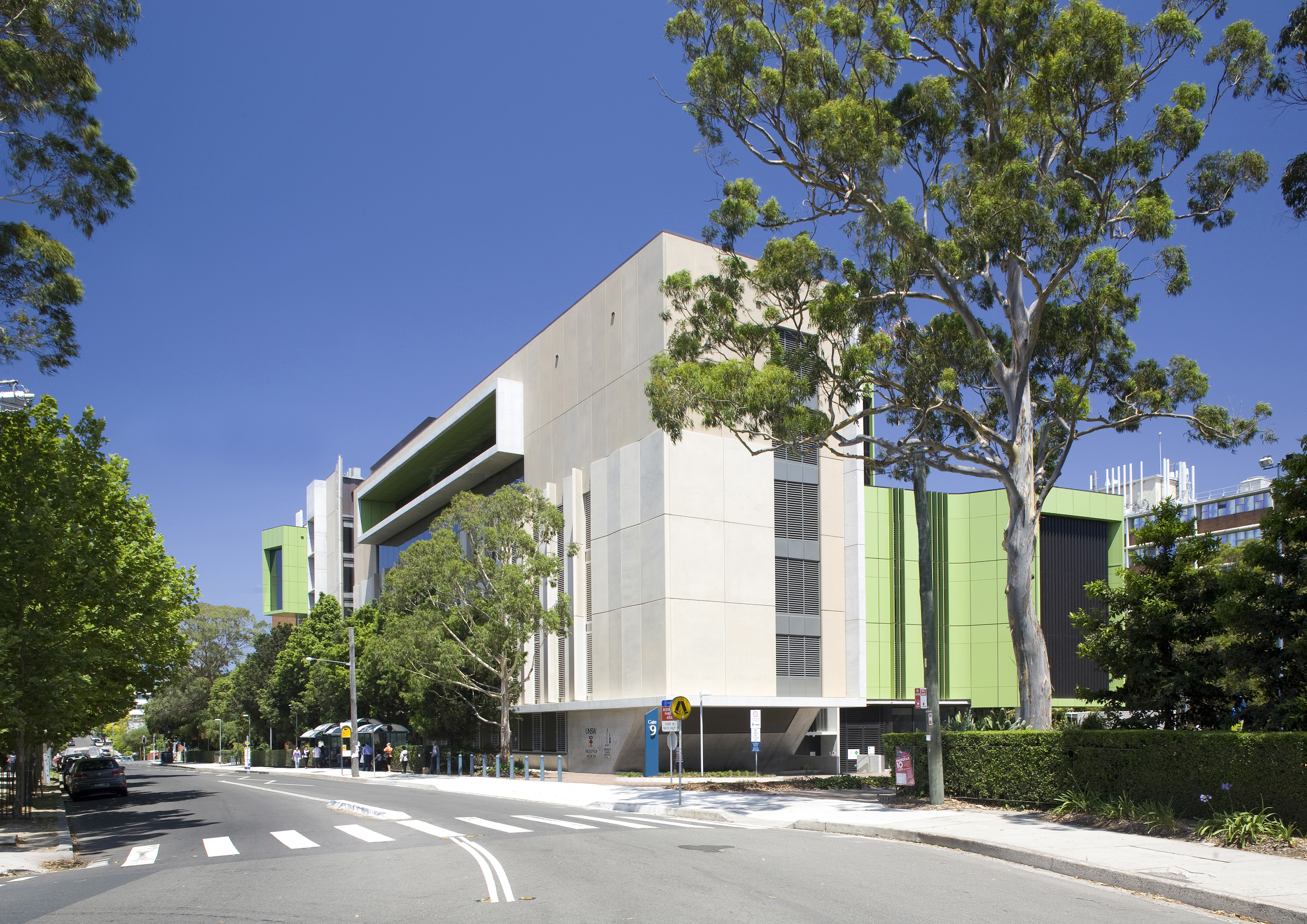 Lowy Cancer Research Centre by lahznimmo architects with Wilson ...